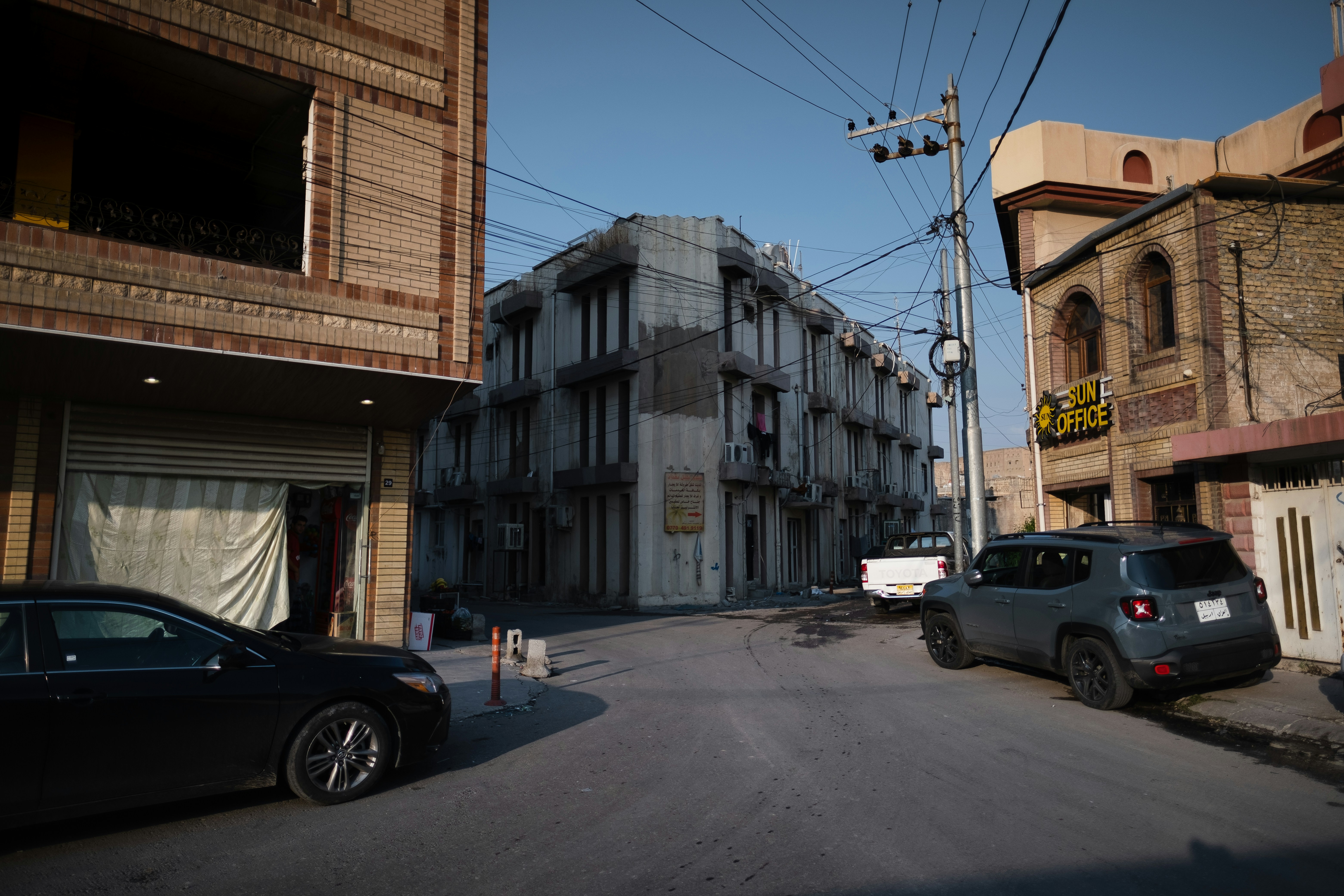 Foto zum Thema Eine Straße mit seitlich geparkten Autos – Kostenloses ...
