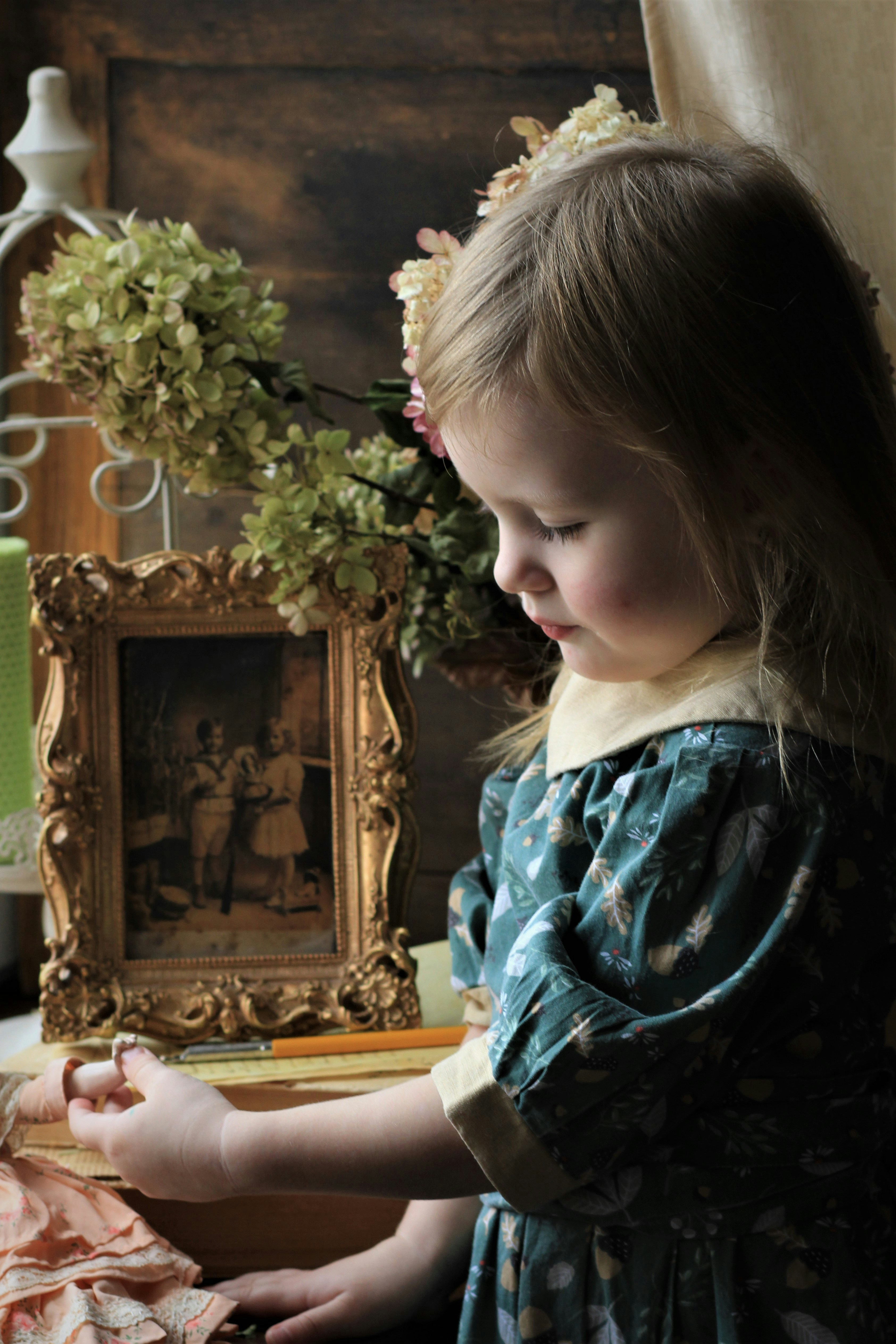 A little girl that is standing in front of a picture photo – Free Human ...