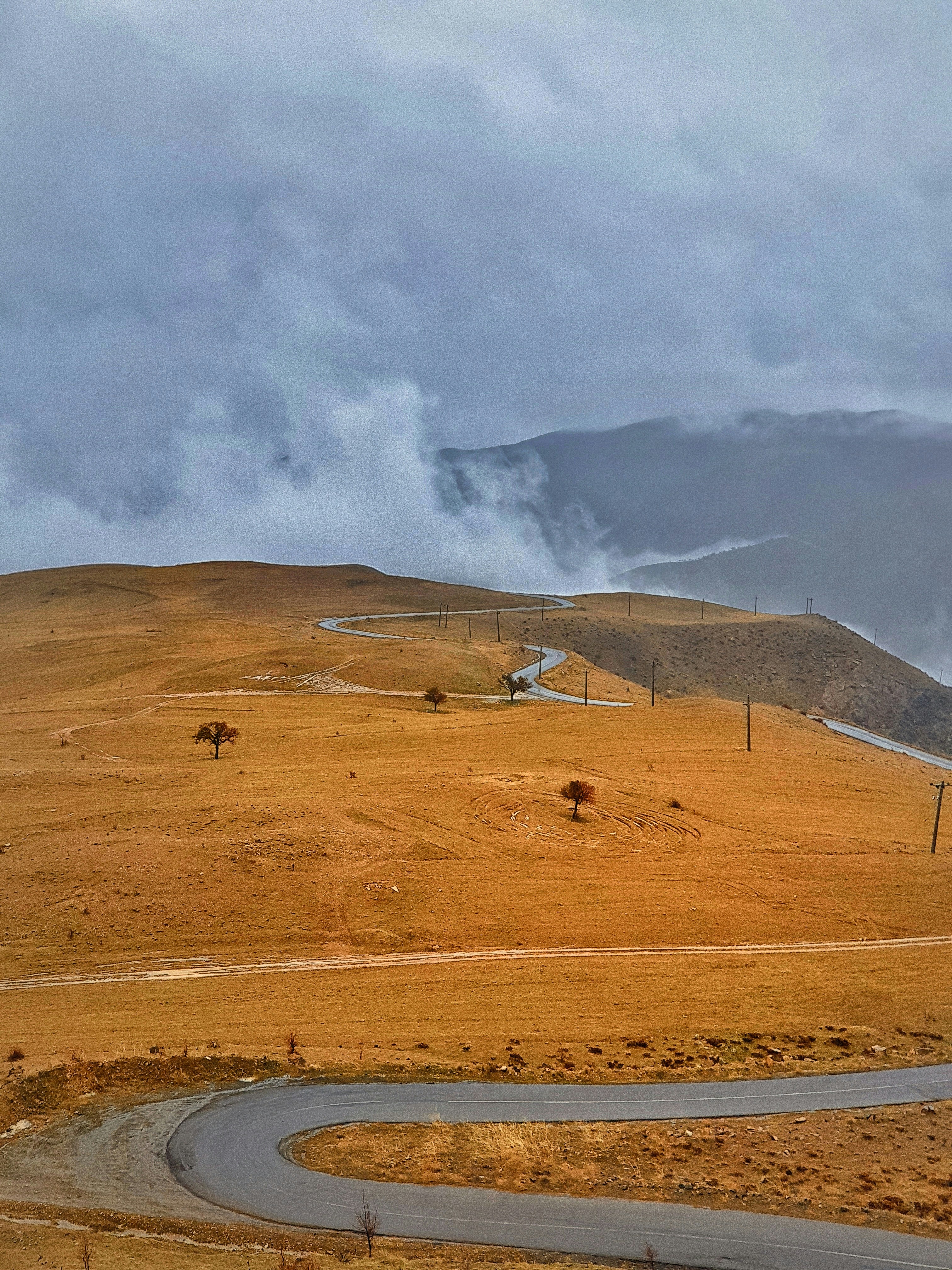 Une route sinueuse au milieu d’un champ photo – Photo L'Iran Gratuite ...
