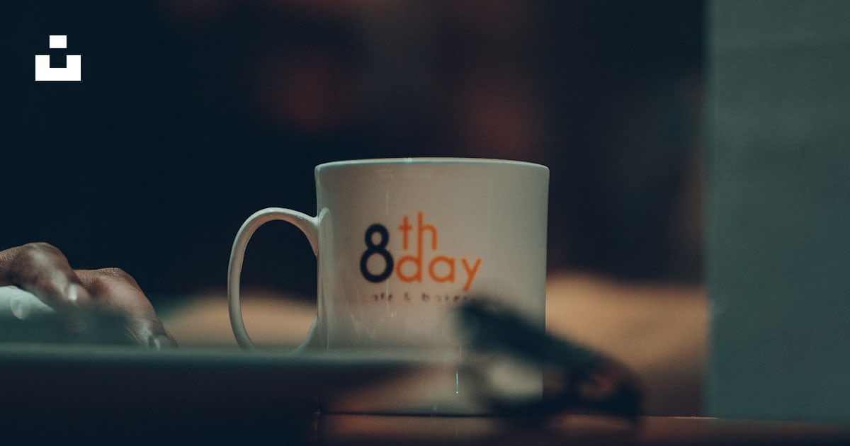 Une Tasse De Café Blanche Posée Sur Une Table Photo Photo Gris