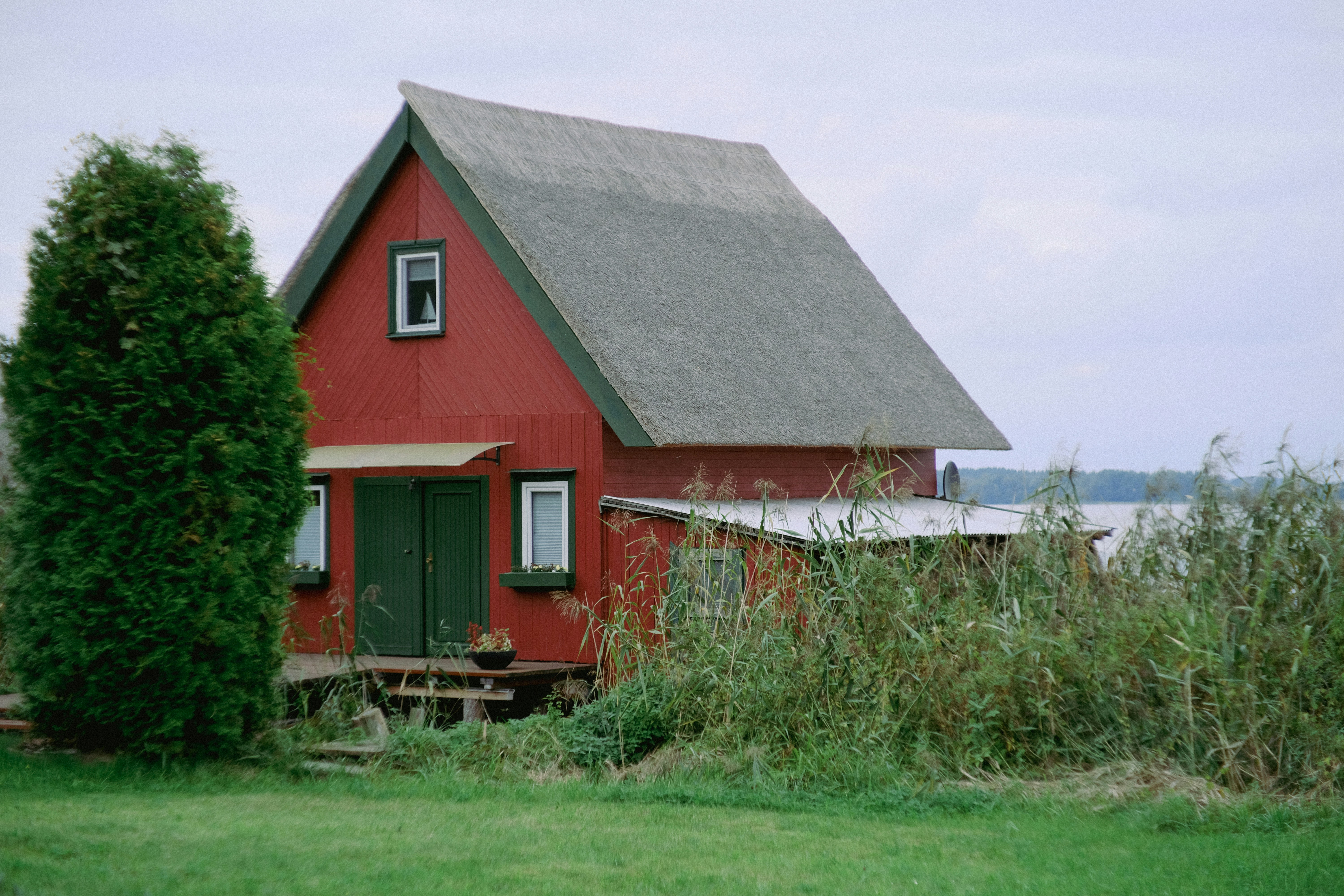 Red Barn by the Shoreline: A Quiet Riverside Retreat