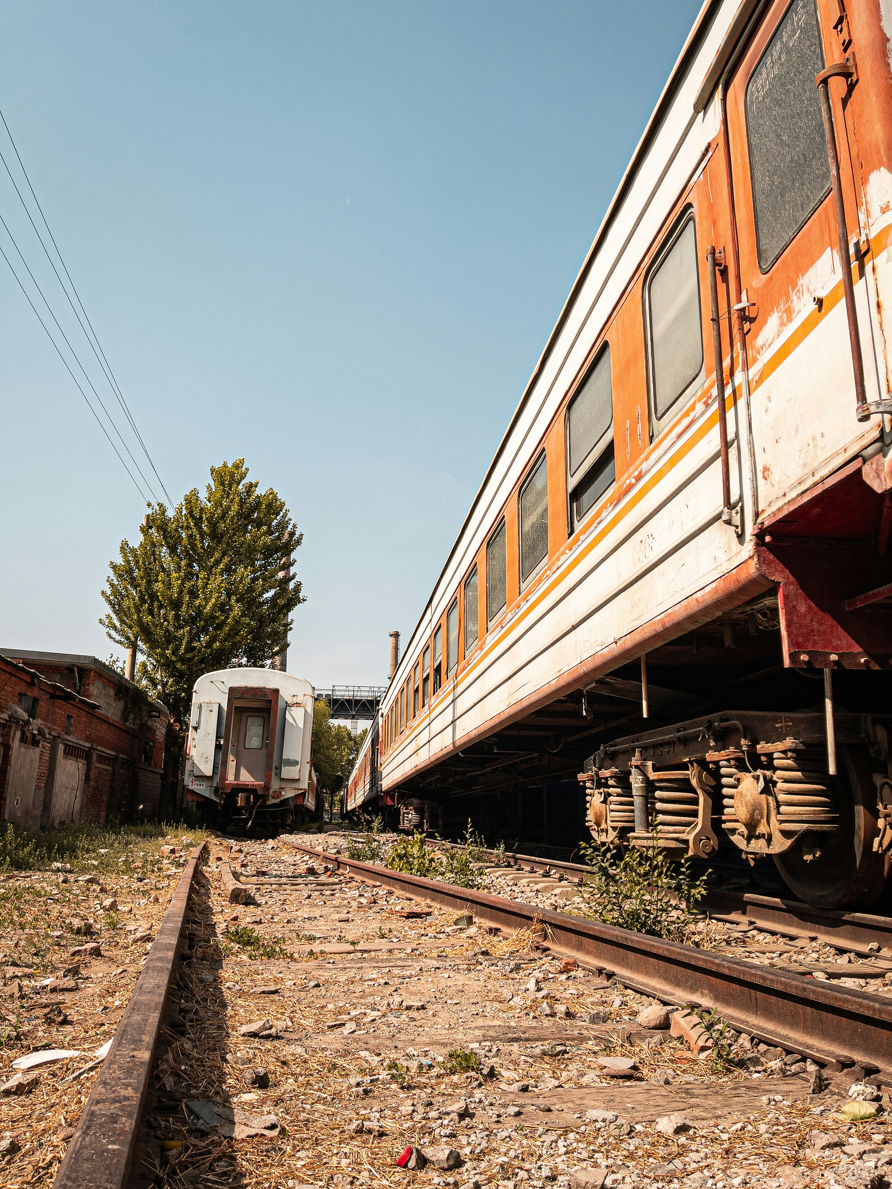Un train sur une voie ferrée avec un fond de ciel photo – Photo Chemin ...
