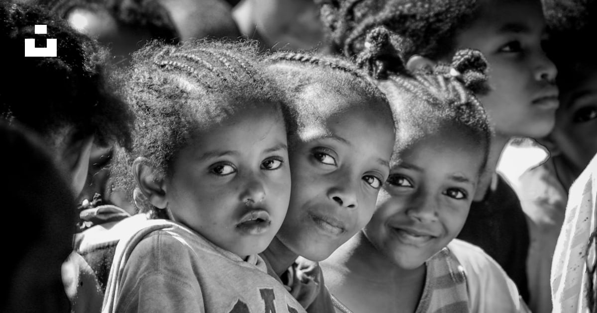 Un Groupe De Jeunes Filles Debout Les Unes à Côté Des Autres Photo