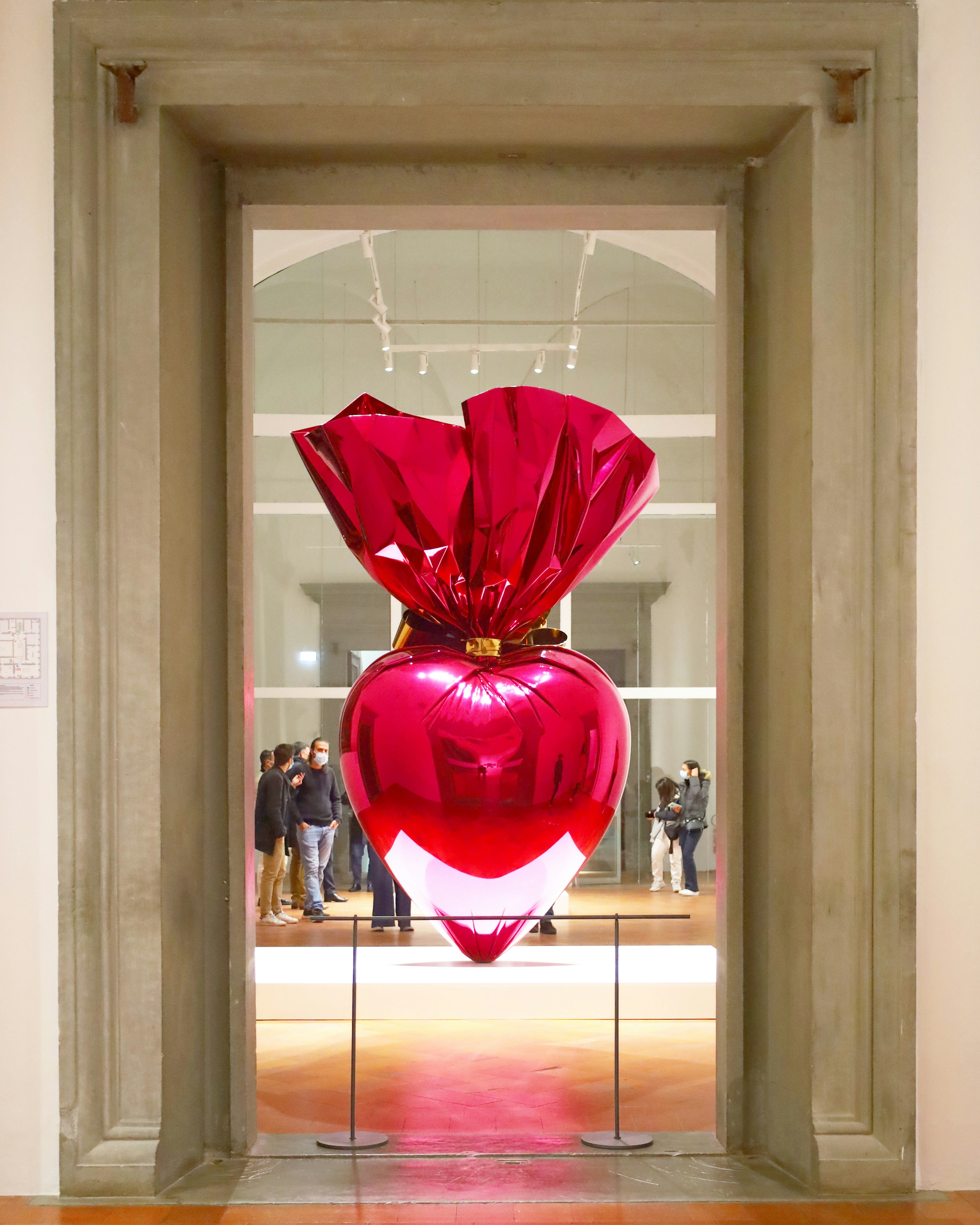 Un grand objet rouge en forme de cœur dans une pièce photo – Photo ...