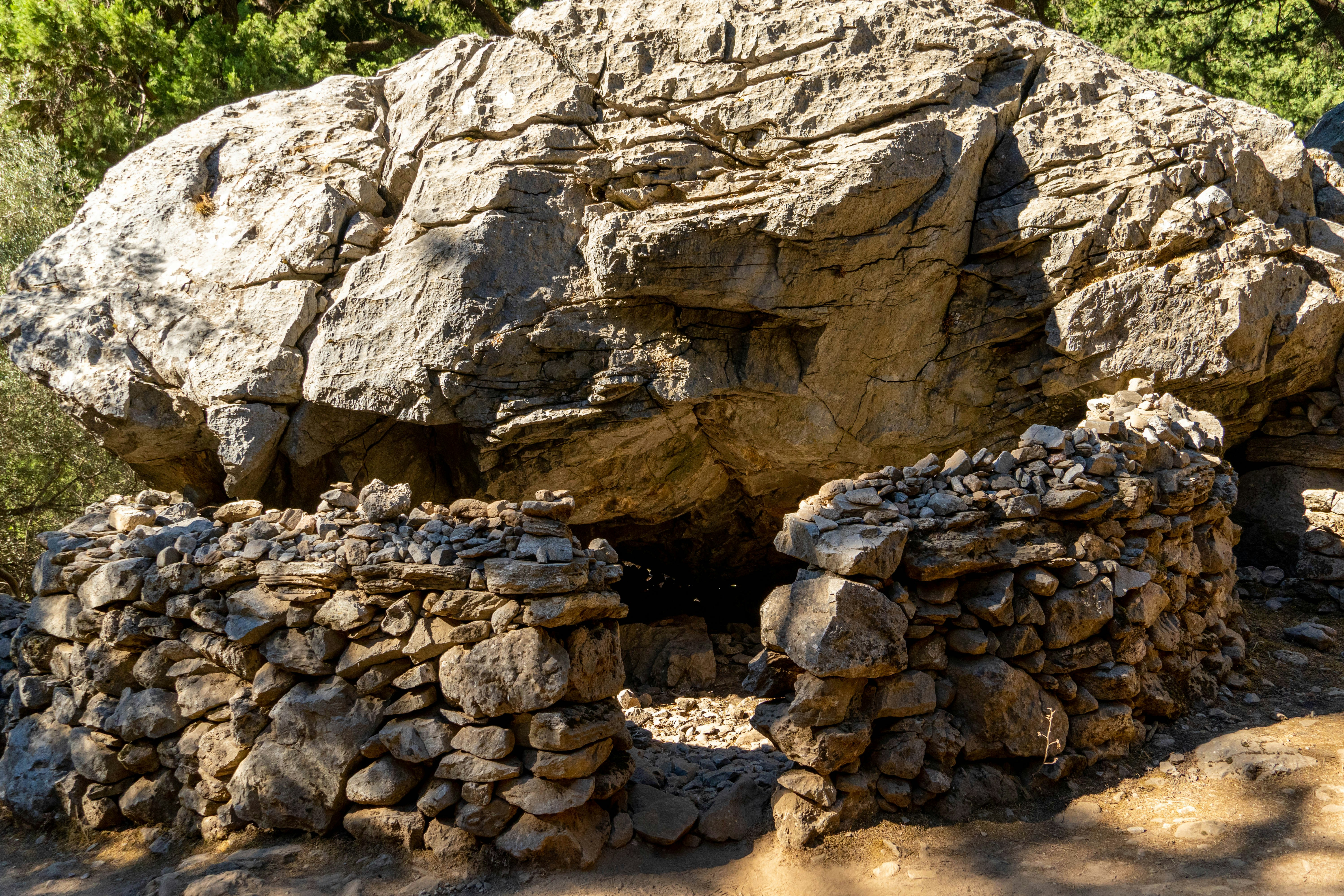 Foto Una gran roca con una pequeña cueva construida – Imagen Roca ...