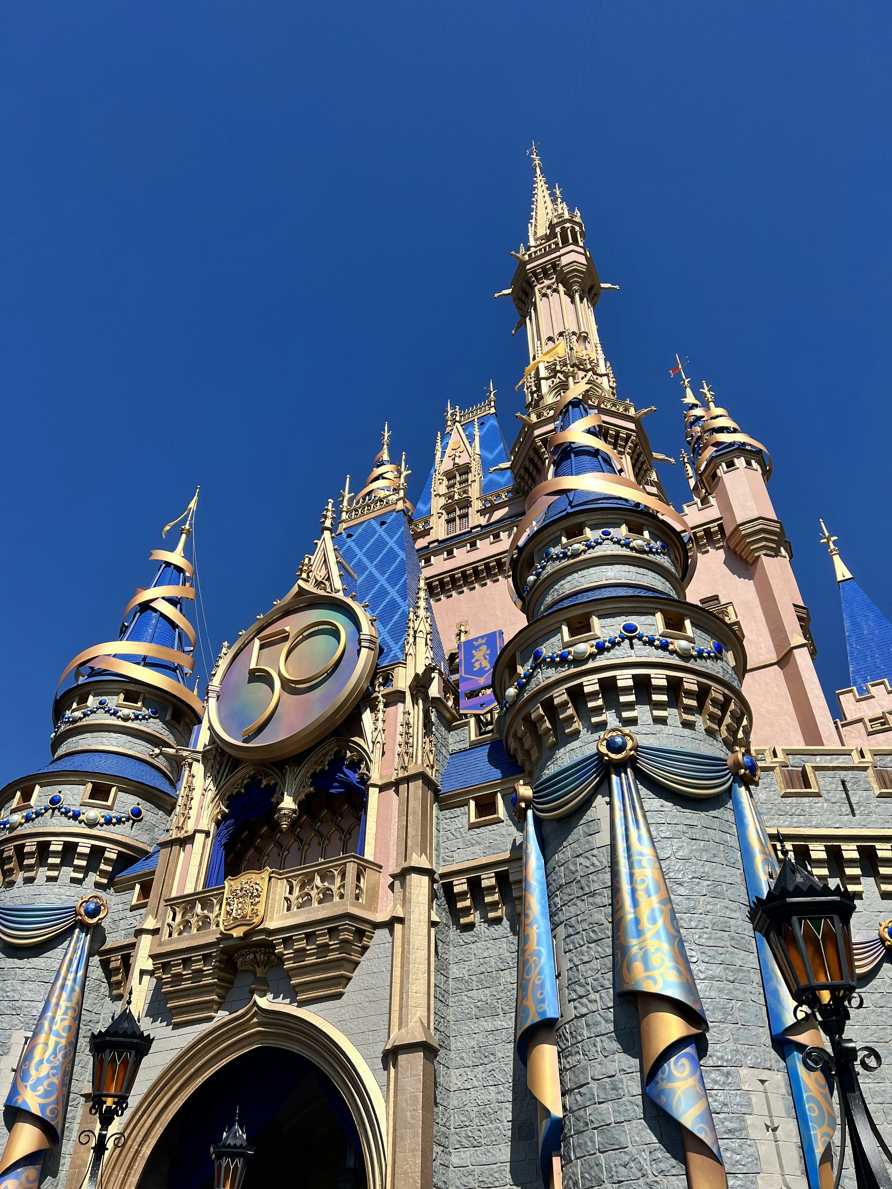 A very tall castle with a clock on it's side photo – Free United states ...