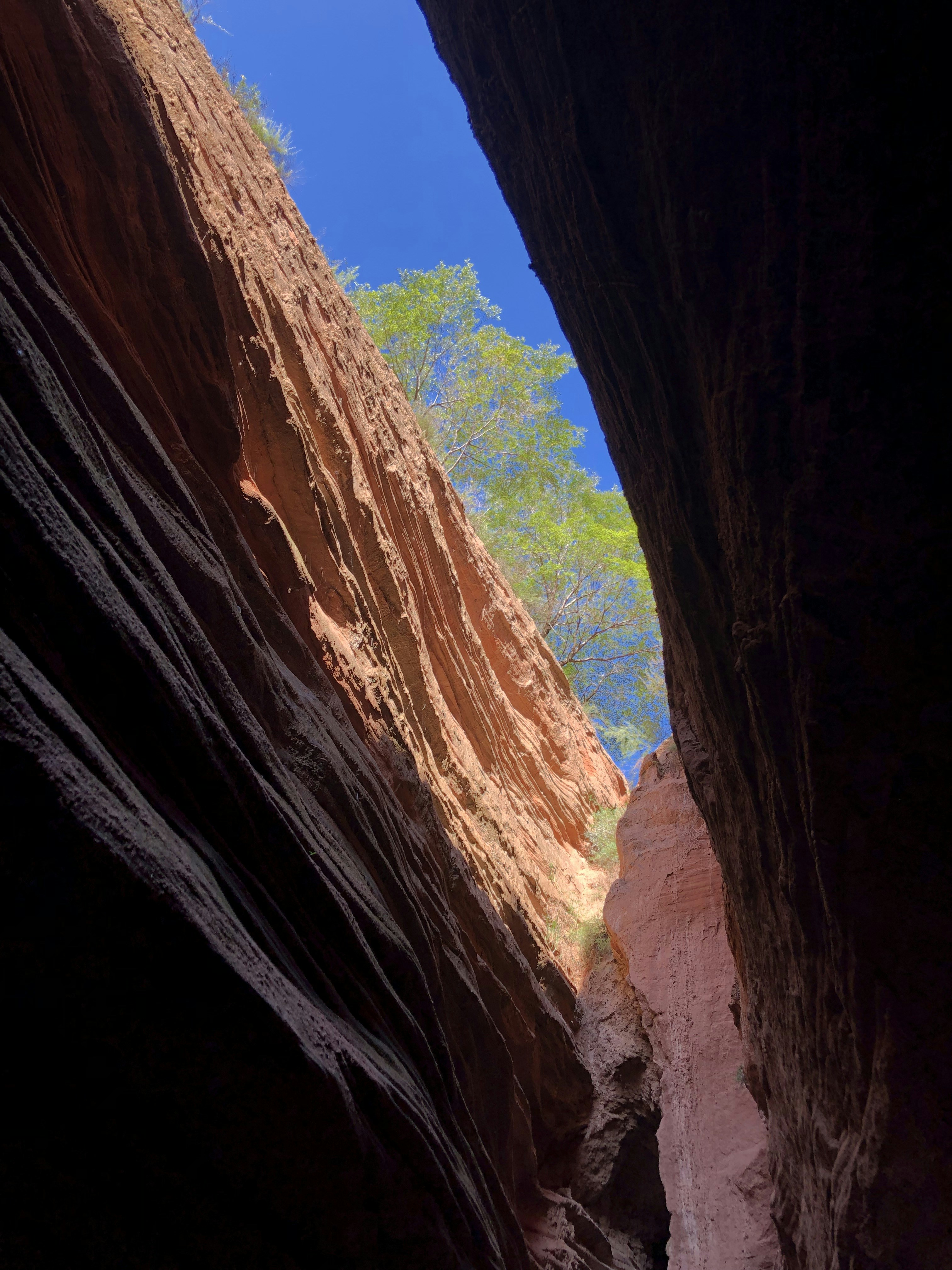 Una ranura estrecha en la ladera de una montaña foto – Imagen de Roca ...