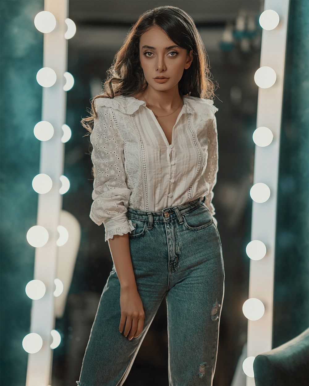 Une femme se tient devant un miroir photo – Photo Moscou Gratuite sur ... Une femme se tient devant un miroir photo – Photo Moscou Gratuite sur ...