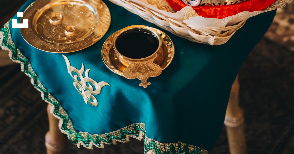 Une Table Surmontée De Deux Plateaux Remplis De Tasses Et De Soucoupes