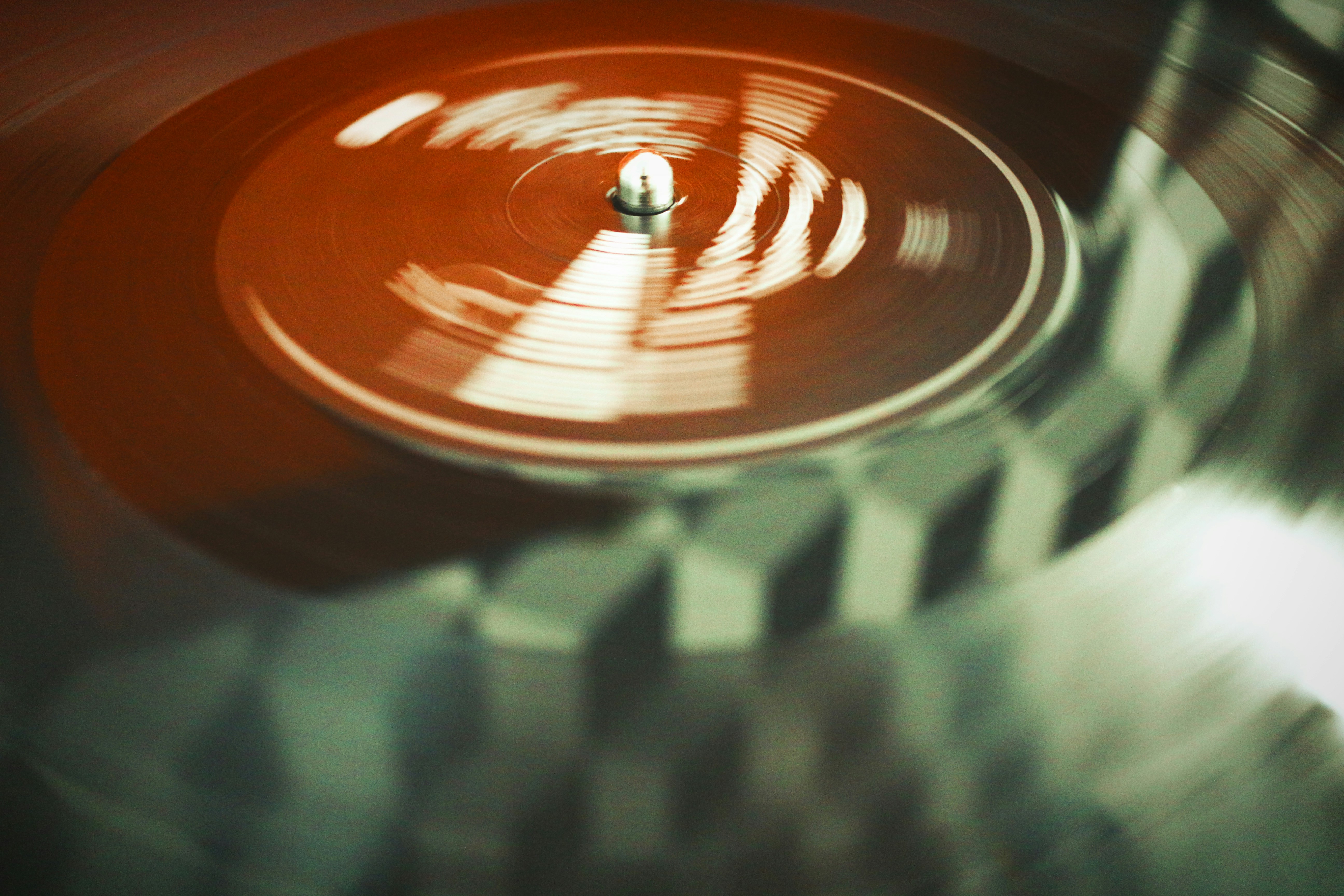 A record player spinning a record on a turntable photo – Free ...