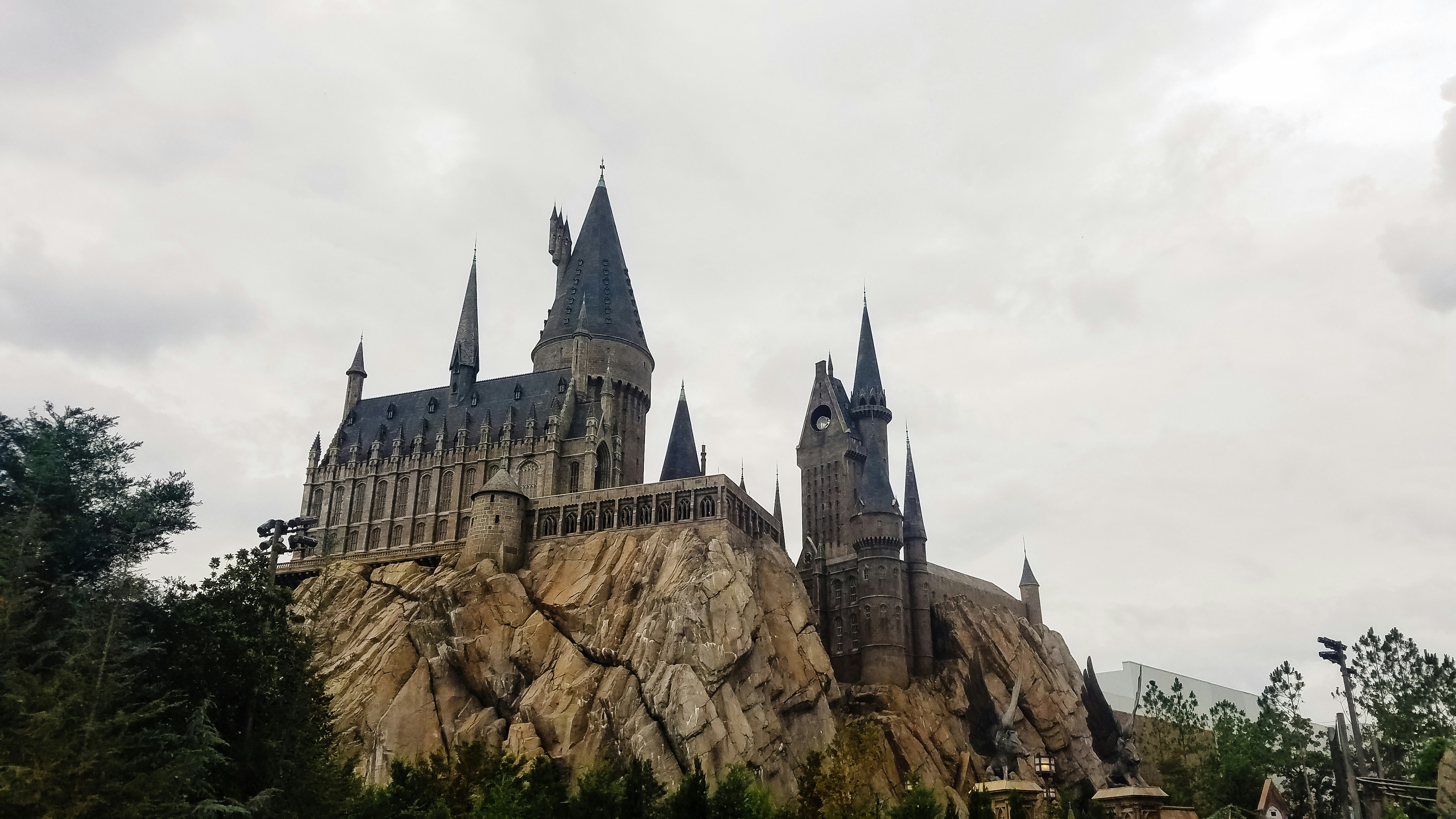 Un castillo con torres y torres en la parte superior foto – Imagen de ...