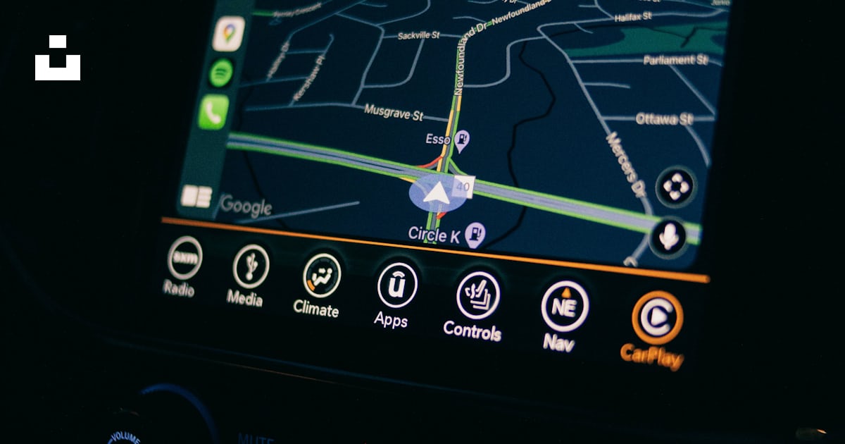 중간에 Gps 장치가있는 자동차 대시 보드 사진 Unsplash의 무료 검정 이미지