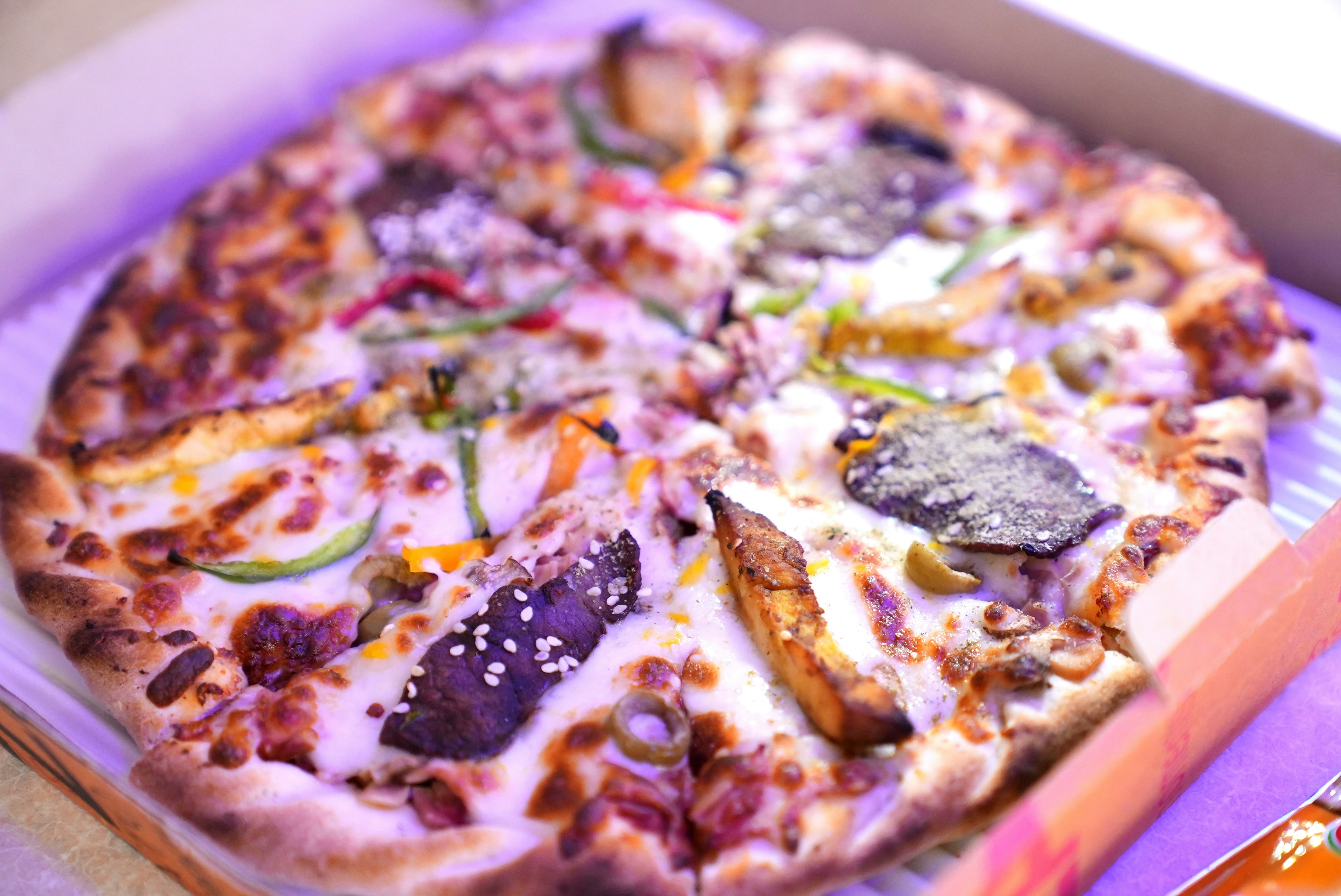 A close up of a pizza in a box photo – Free Dessert Image on Unsplash