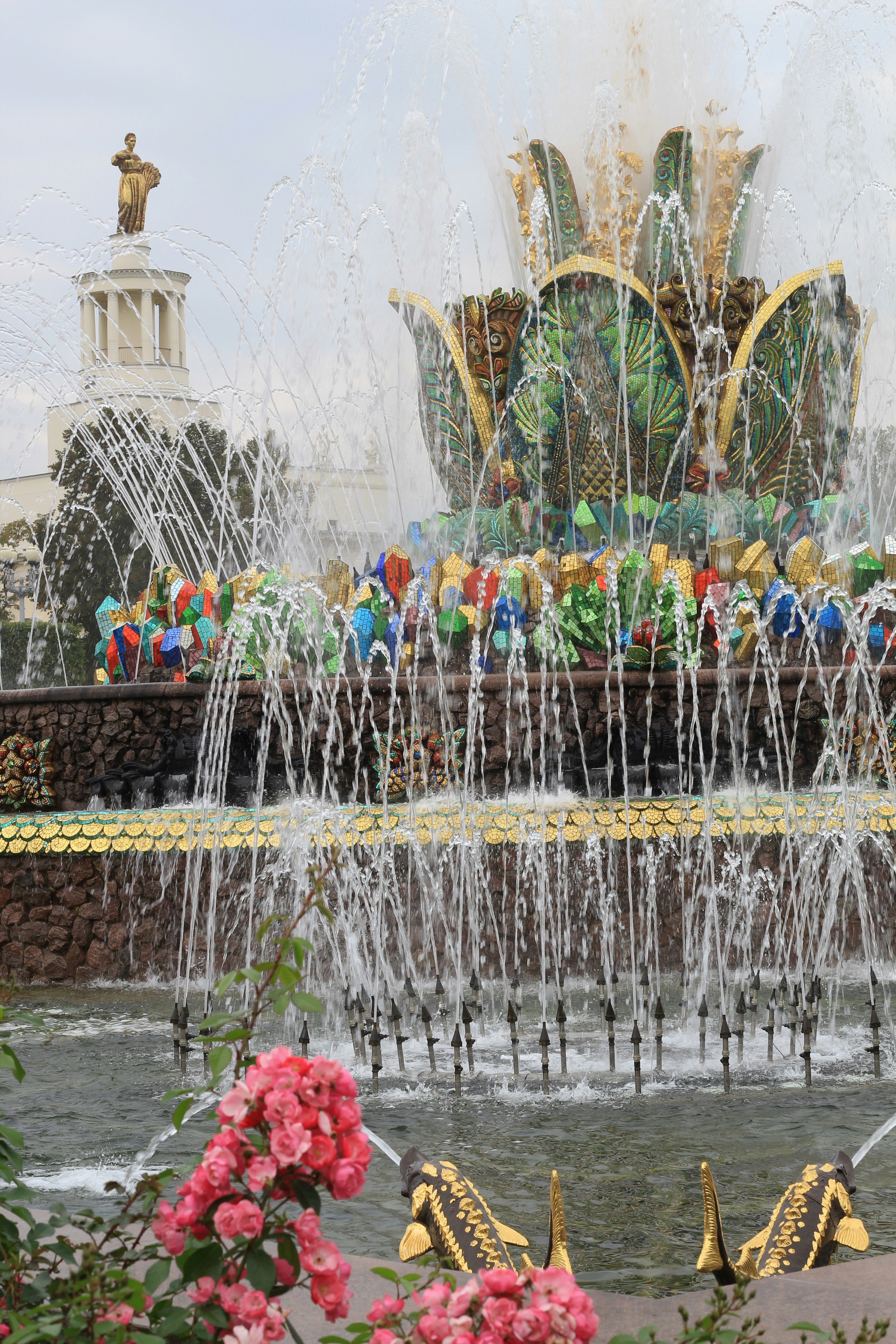 A water fountain with a bunch of water spewing out of it photo – Free ...