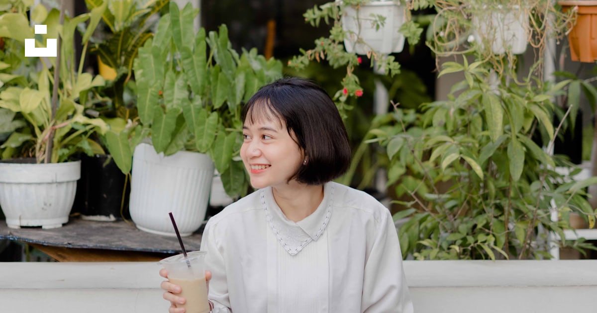노트북으로 바닥에 앉아있는 여자 사진 Unsplash의 무료 커피잔 이미지