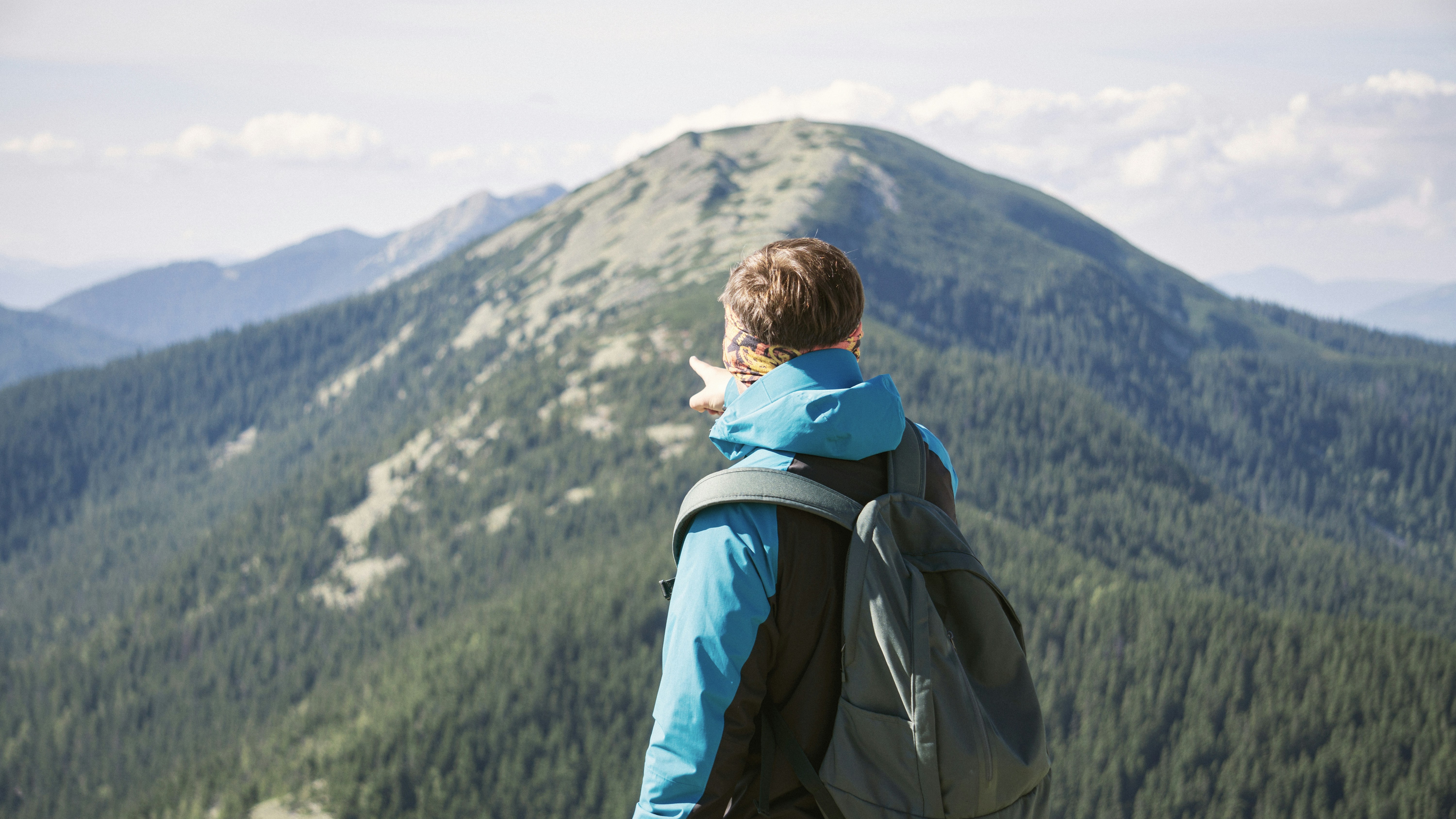 Un homme debout au sommet d’une colline verdoyante photo – Image ...