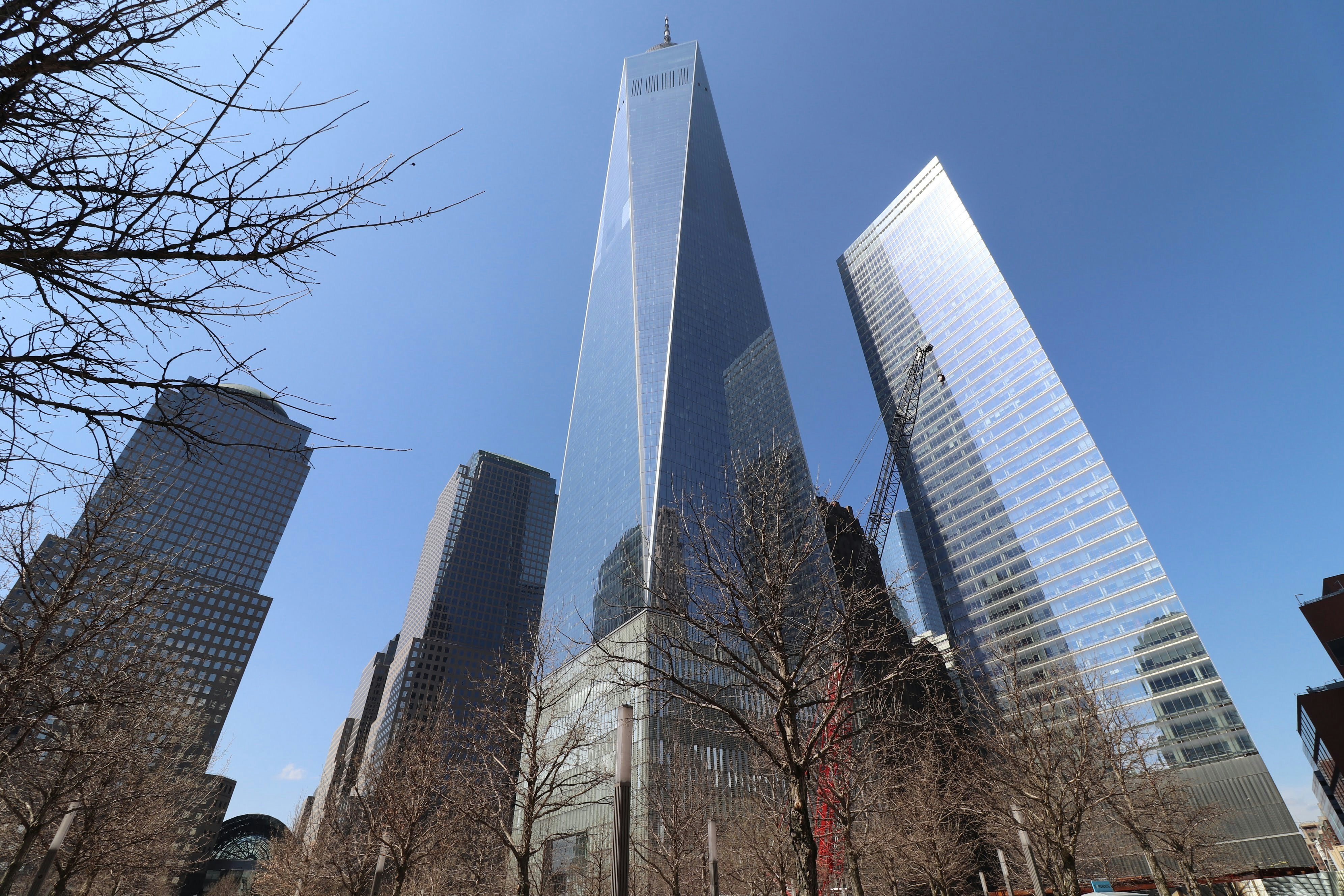 A very tall building in the middle of a city photo – Free Building ...