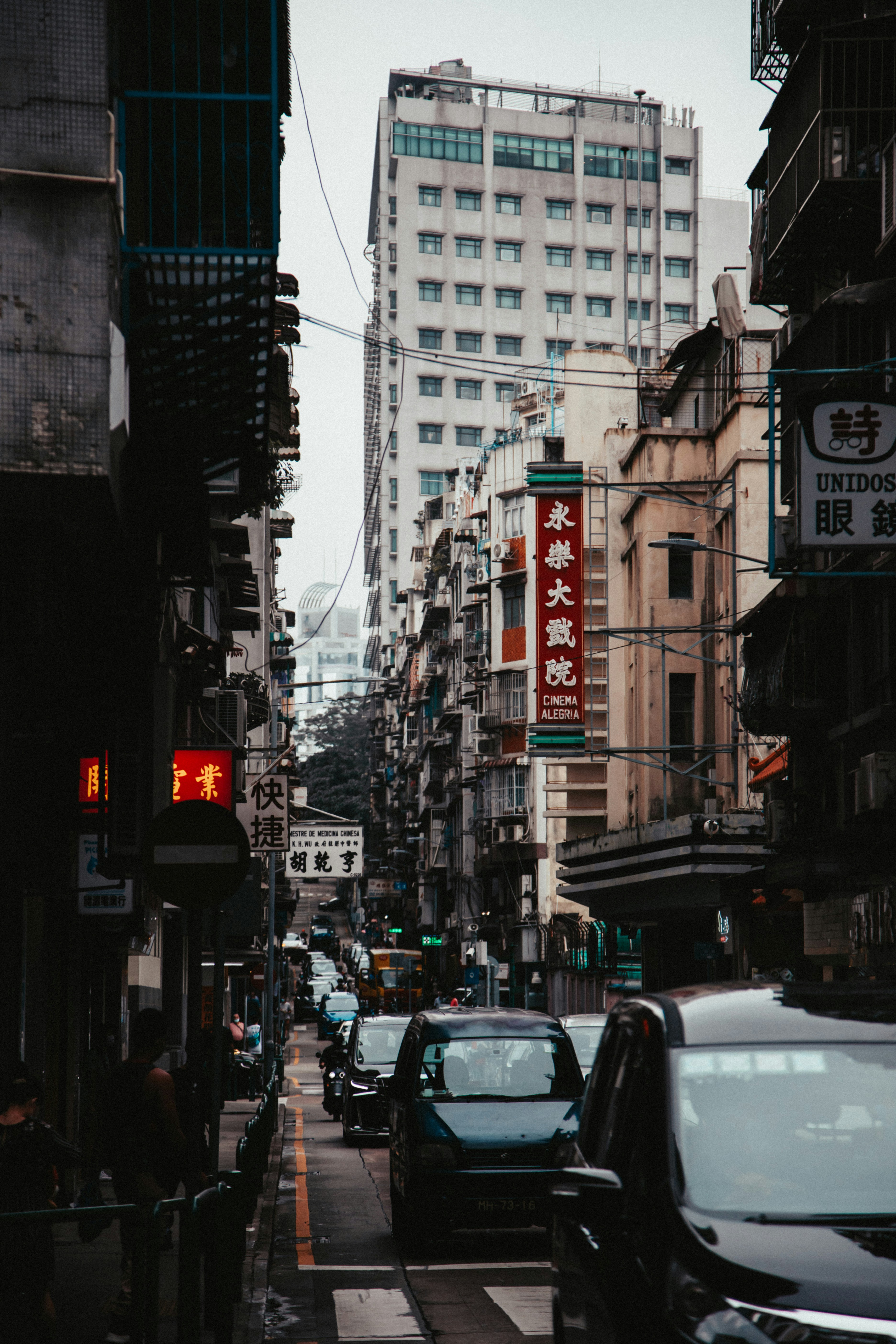 Une rue de la ville remplie de beaucoup de circulation photo – Image ...