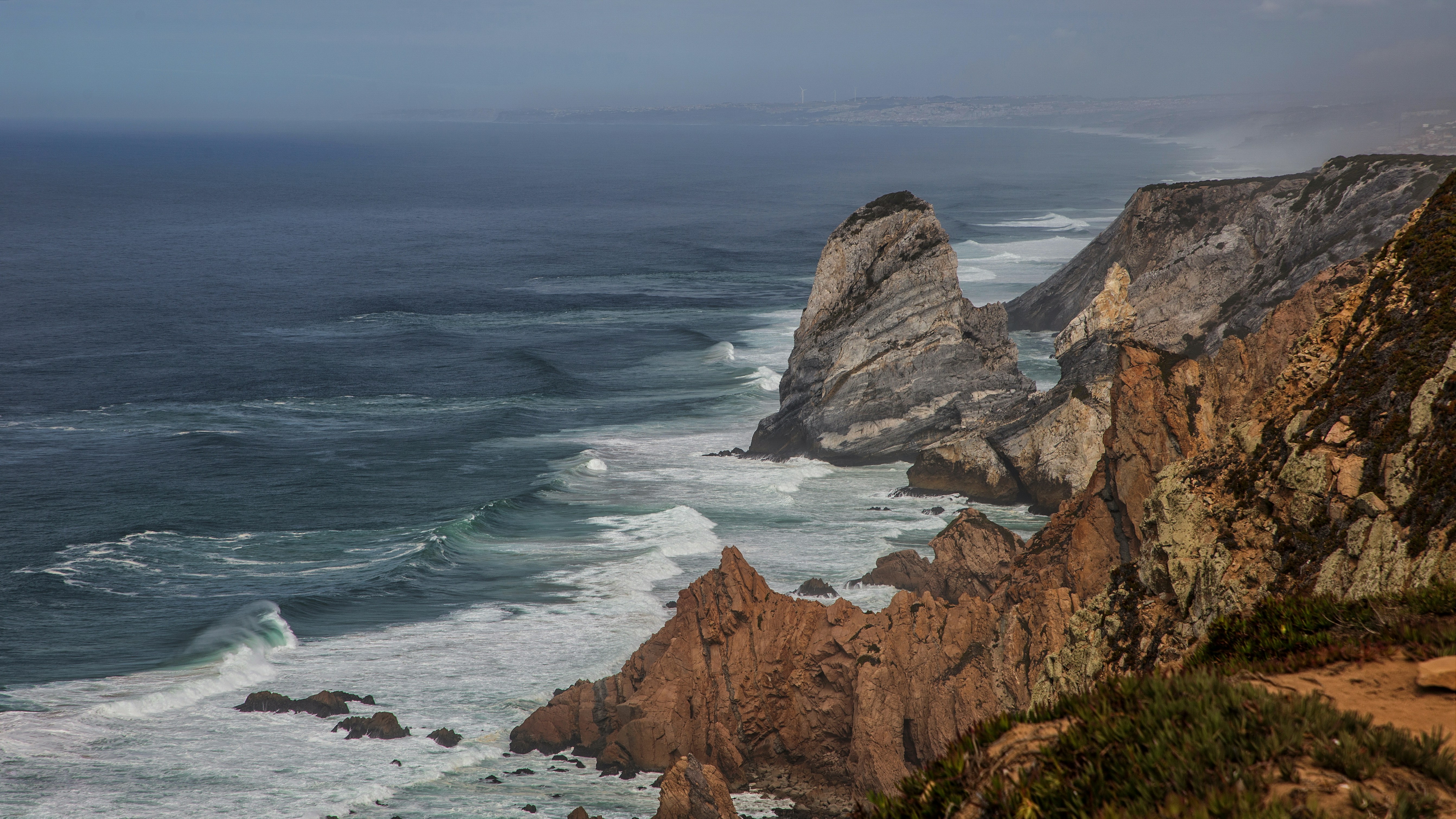 Una vista del océano desde la cima de un acantilado foto – Imagen de ...