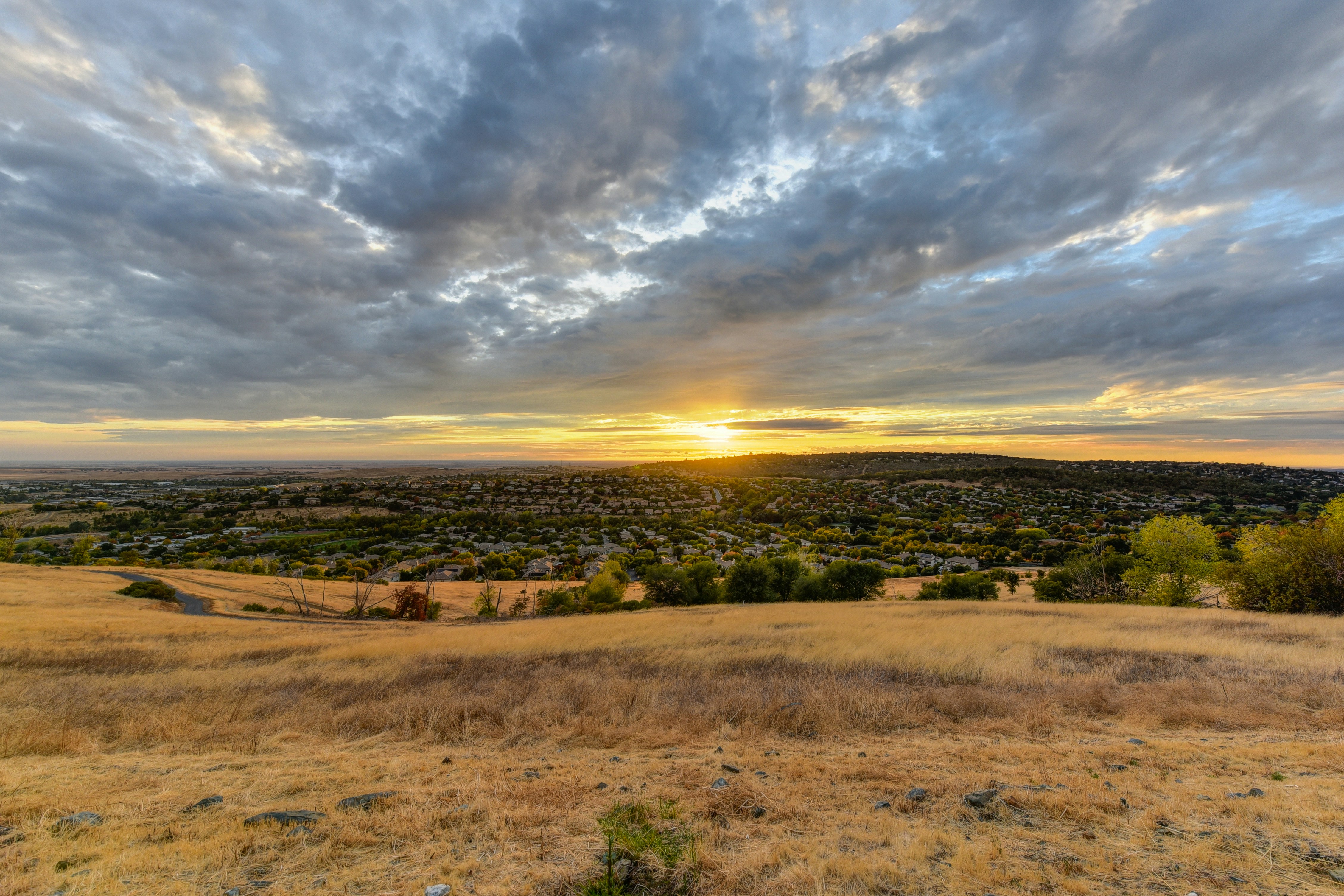 The sun is setting over a large field photo – Free Nature Image on Unsplash