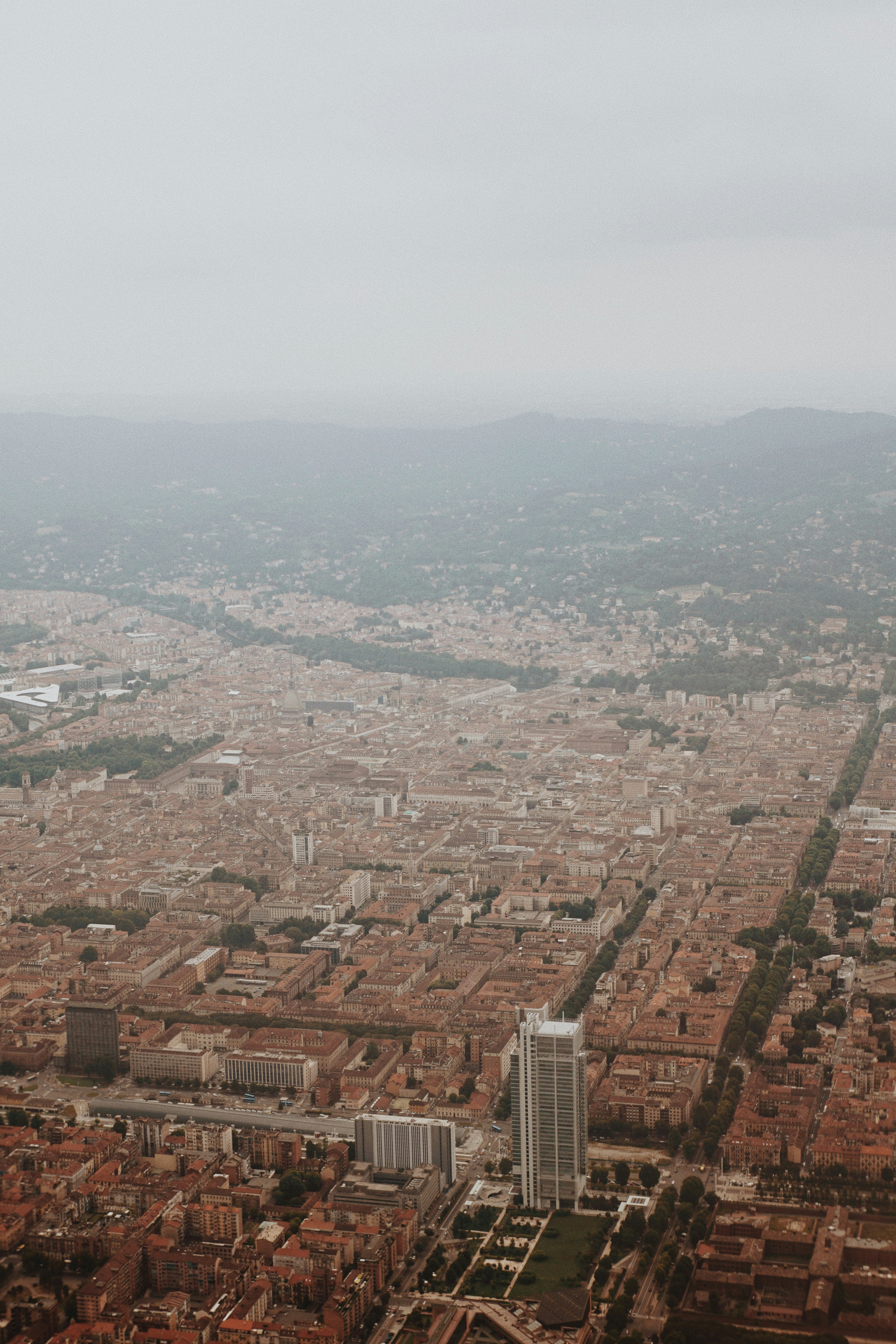 Une vue aérienne d’une ville avec de grands immeubles photo – Photo ...