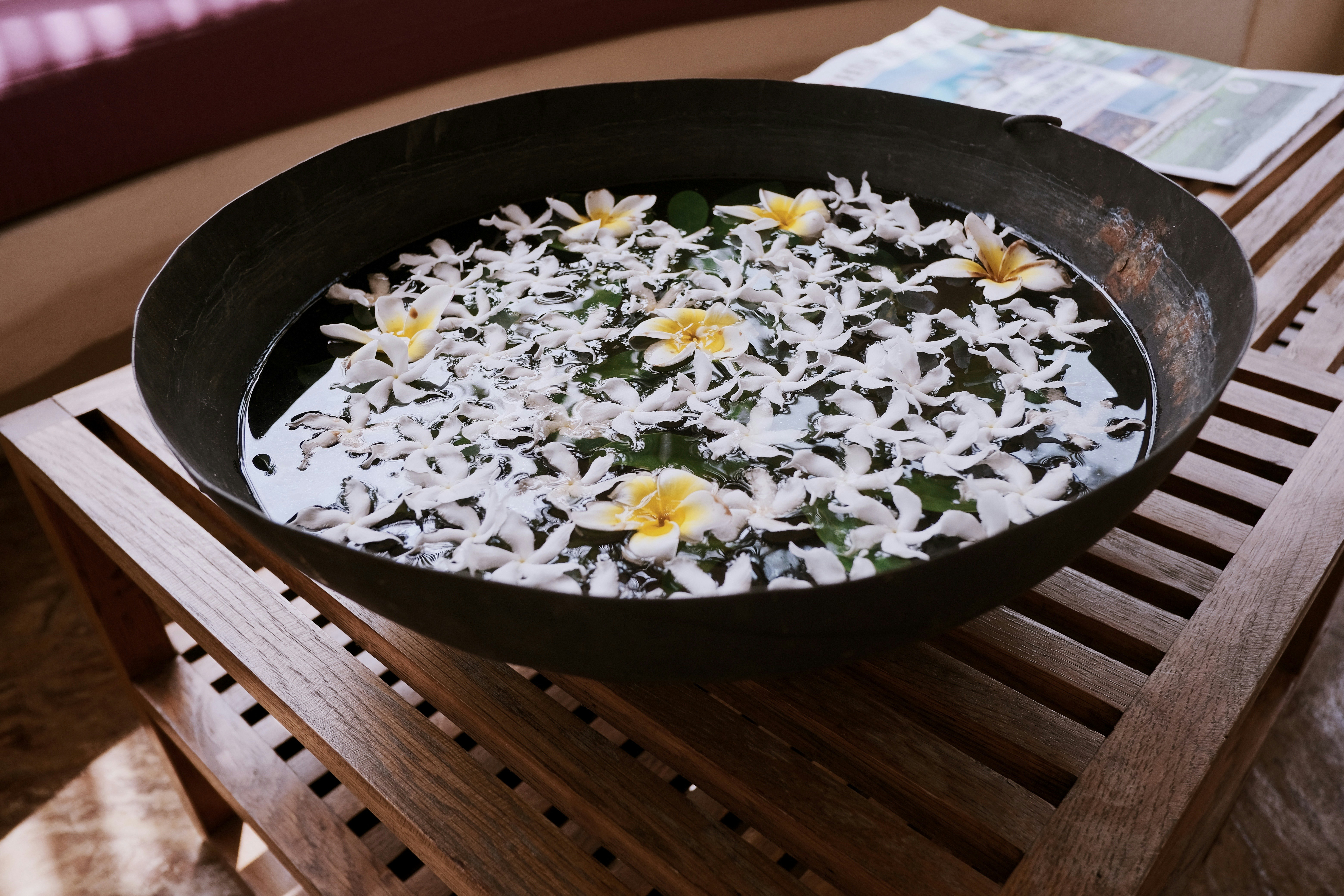 A pan filled with flowers on top of a wooden table photo – Free Flowers ...