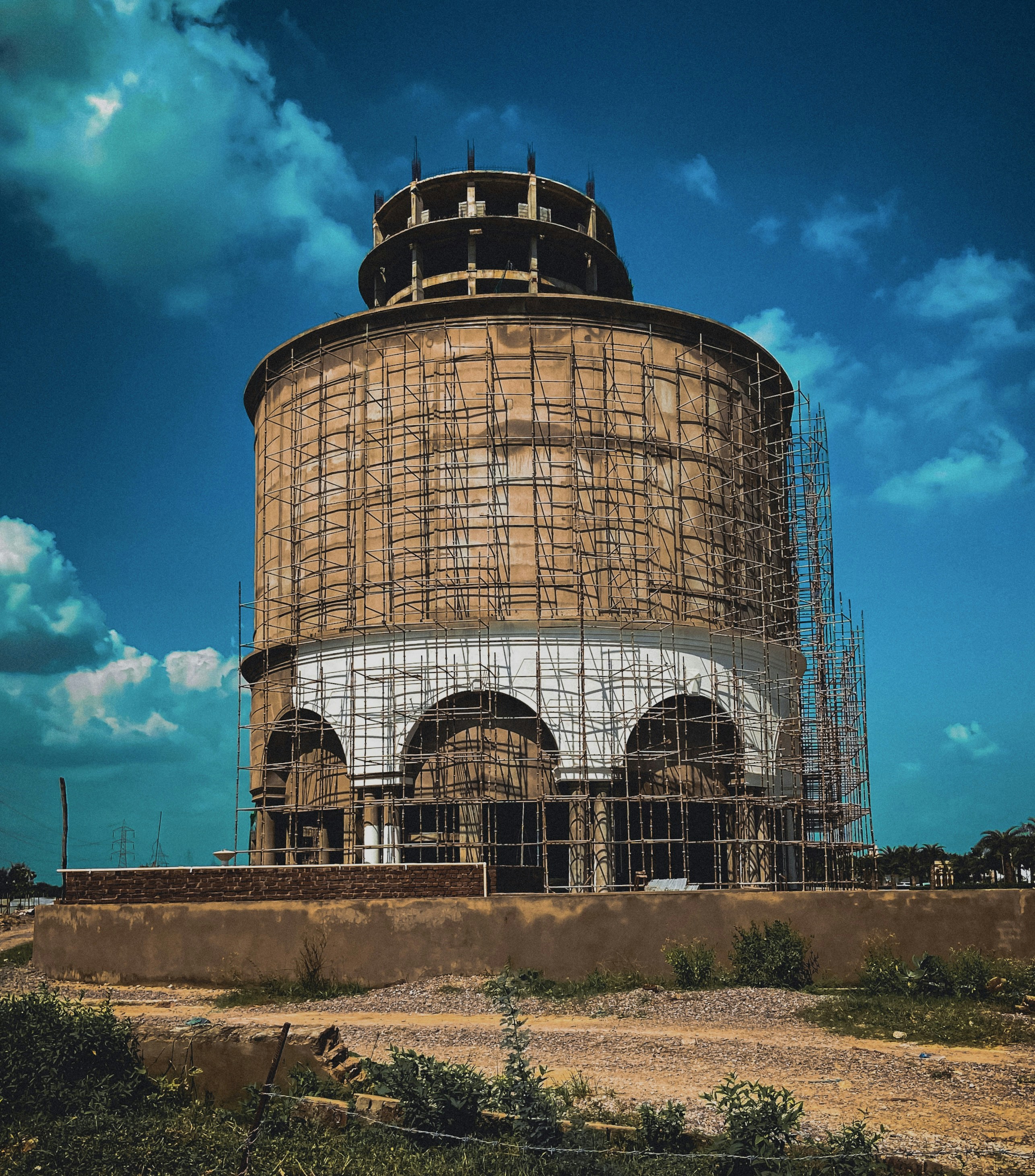 Un grand bâtiment rond avec des échafaudages autour de lui photo ...