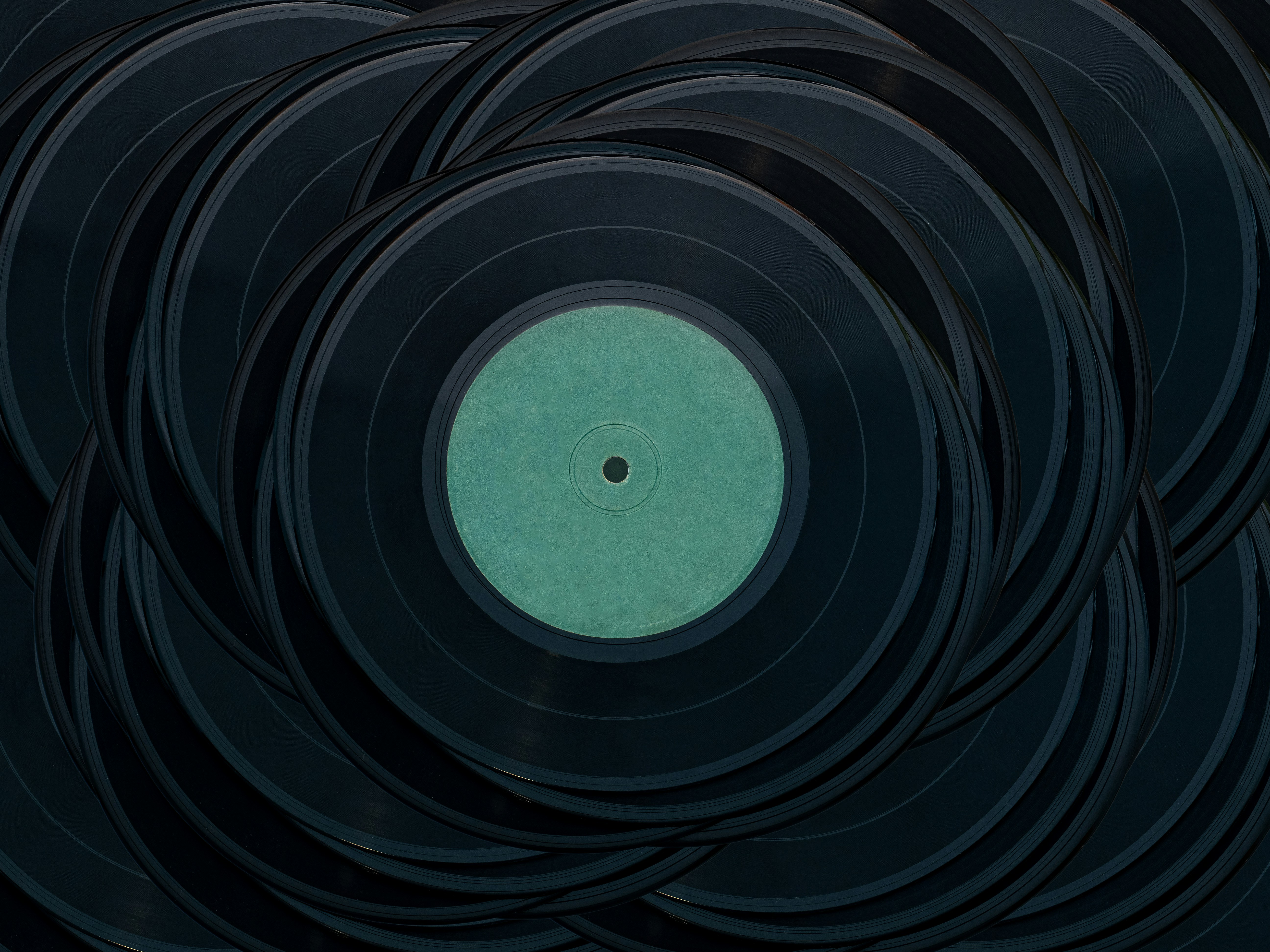A black record with a green disk in the middle of it photo – Free Vinil ...