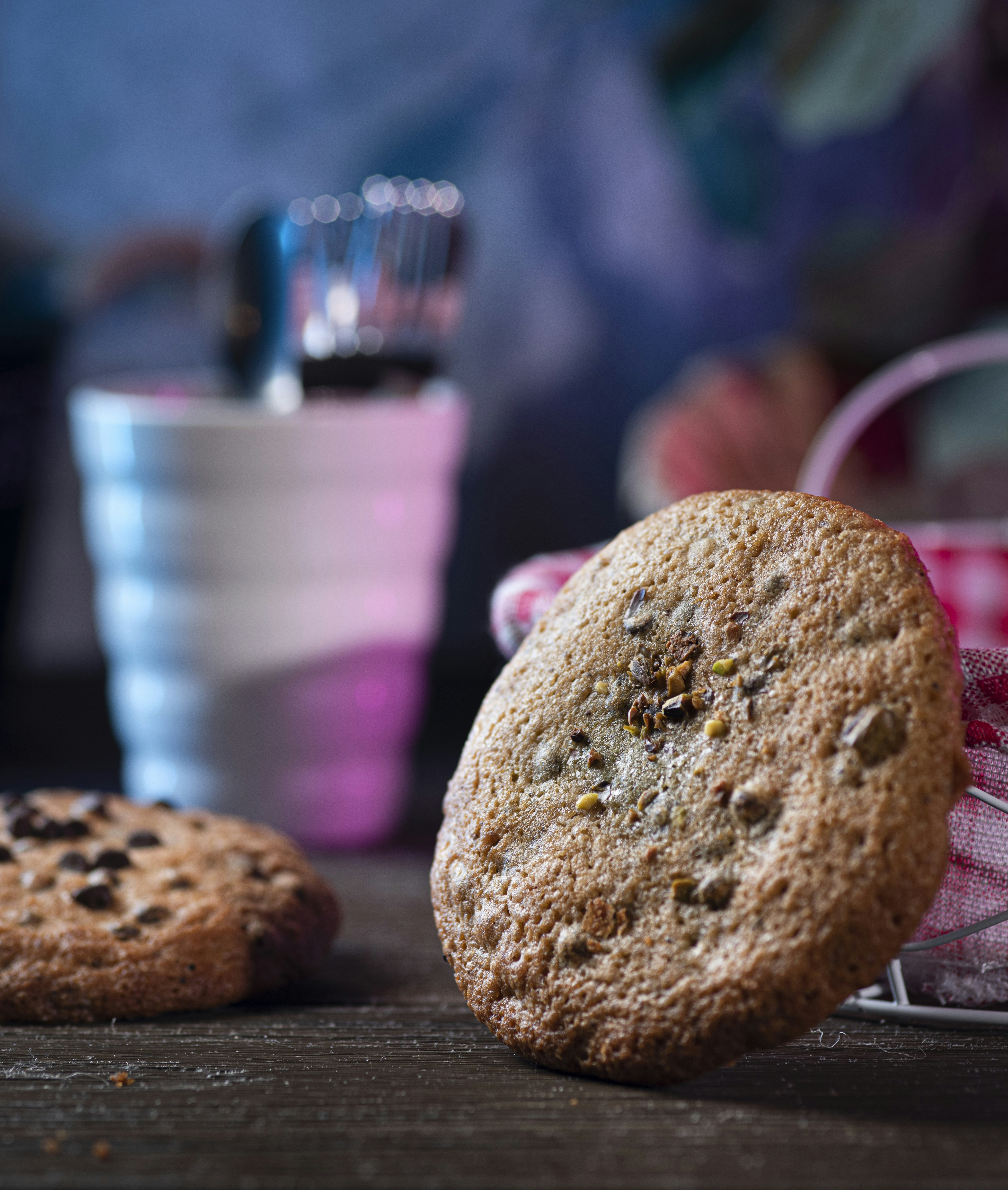 Two cookies sitting next to each other on a table photo – Free Jeddah ...