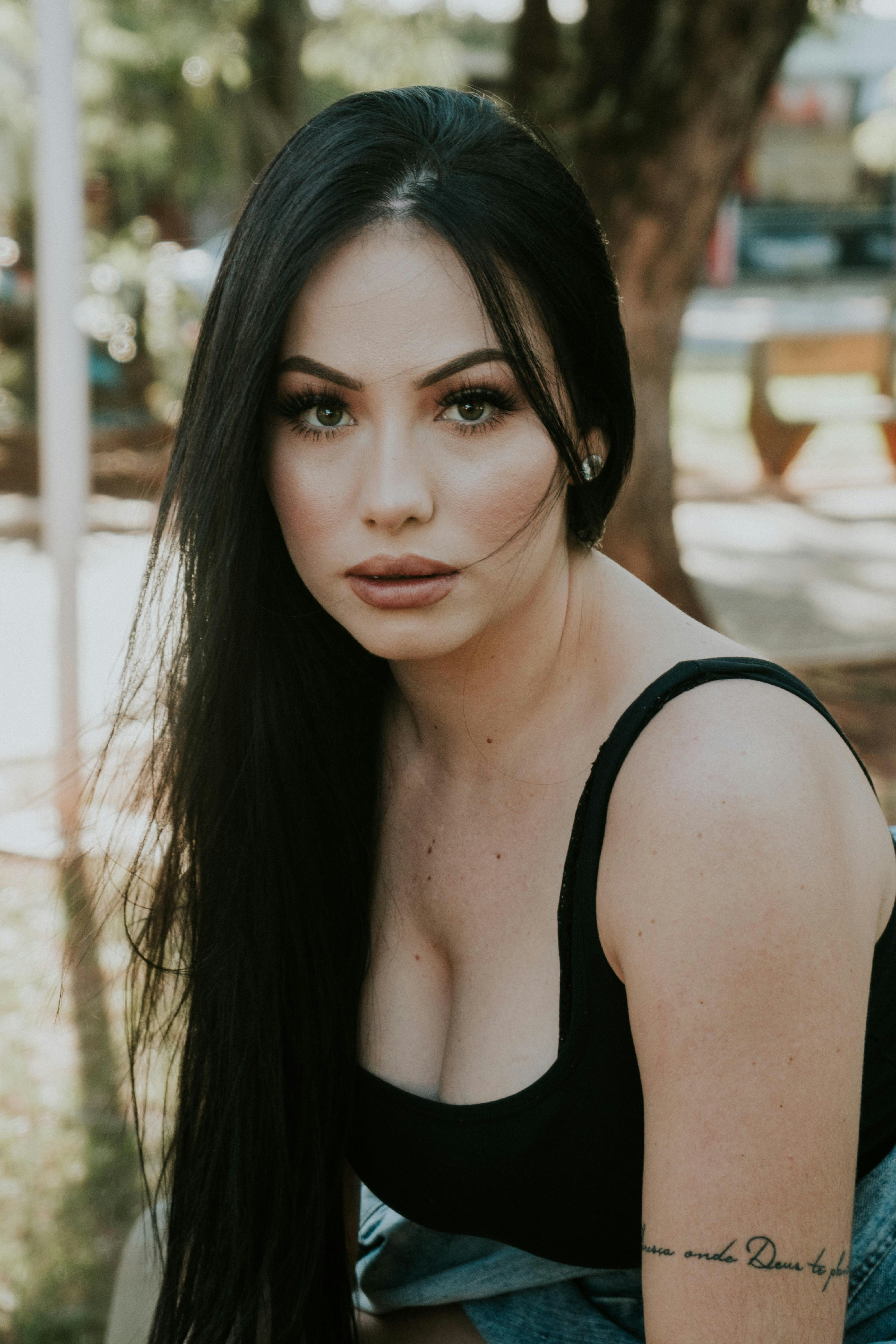 Chica Con Cabello Negro Rizado Y Ojos Verdes Tumblr