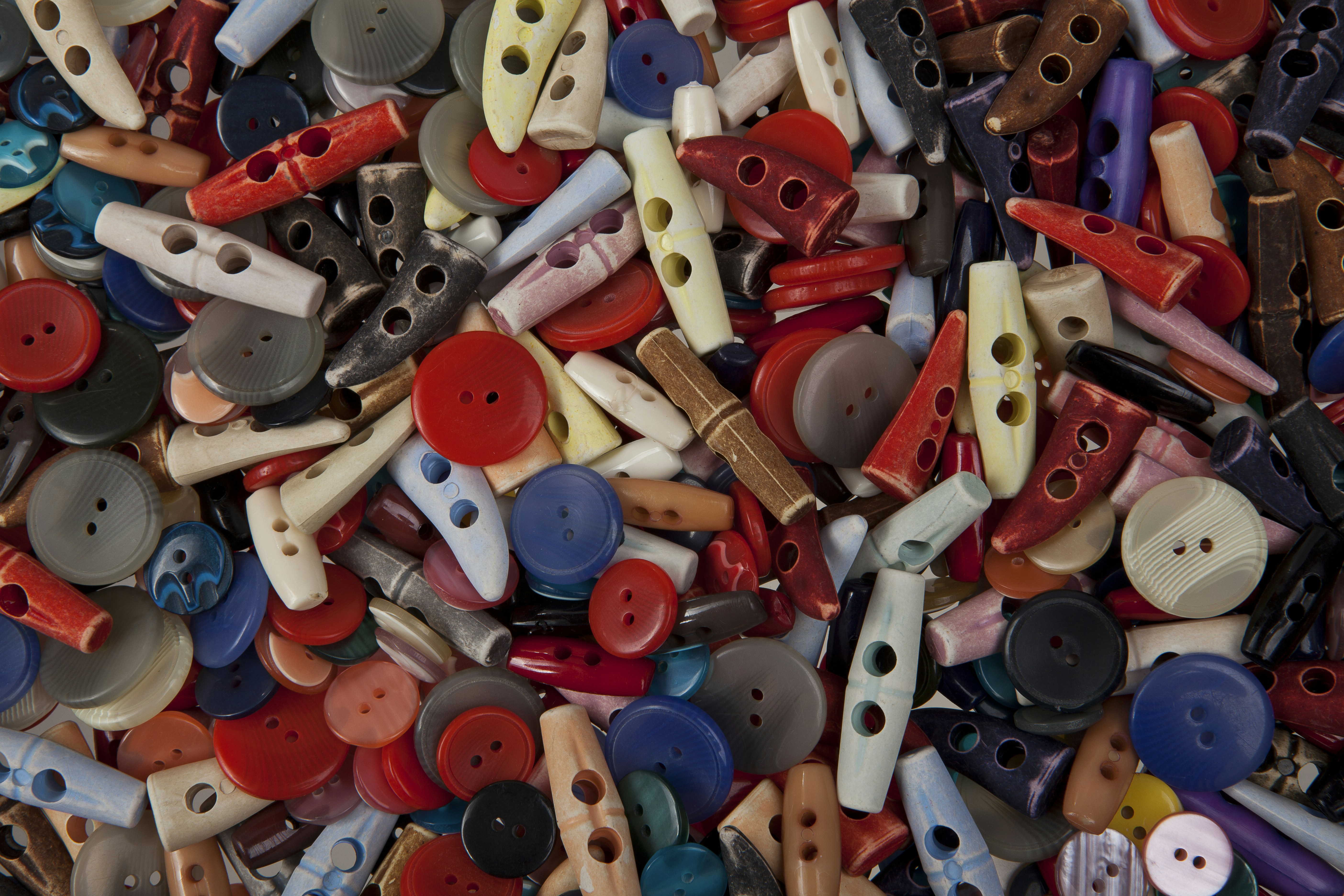 Una pila de botones y botones de diferentes colores foto – Imagen de ...