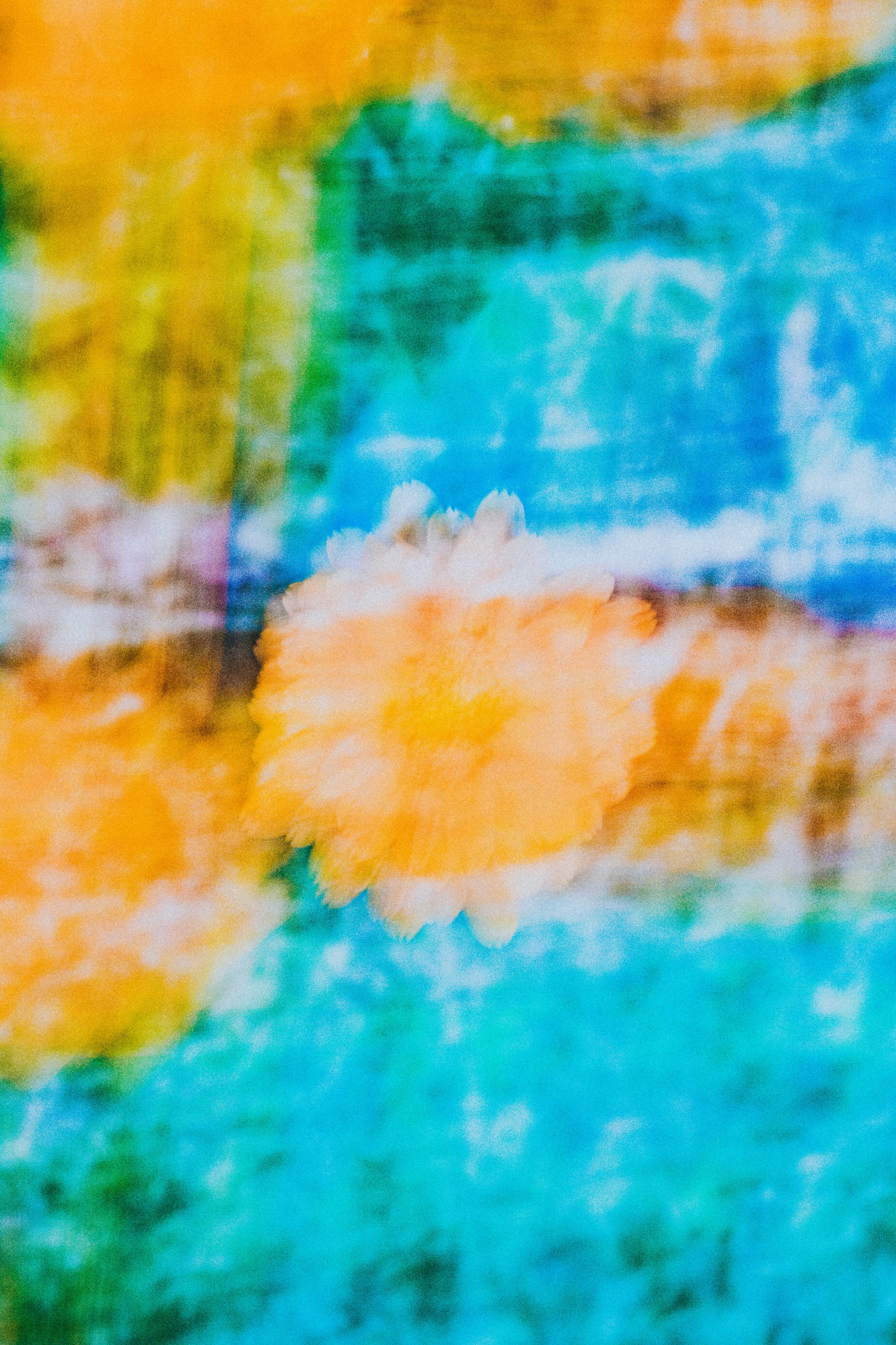 Une image floue d’une fleur orange et jaune photo – Photo Art moderne ...