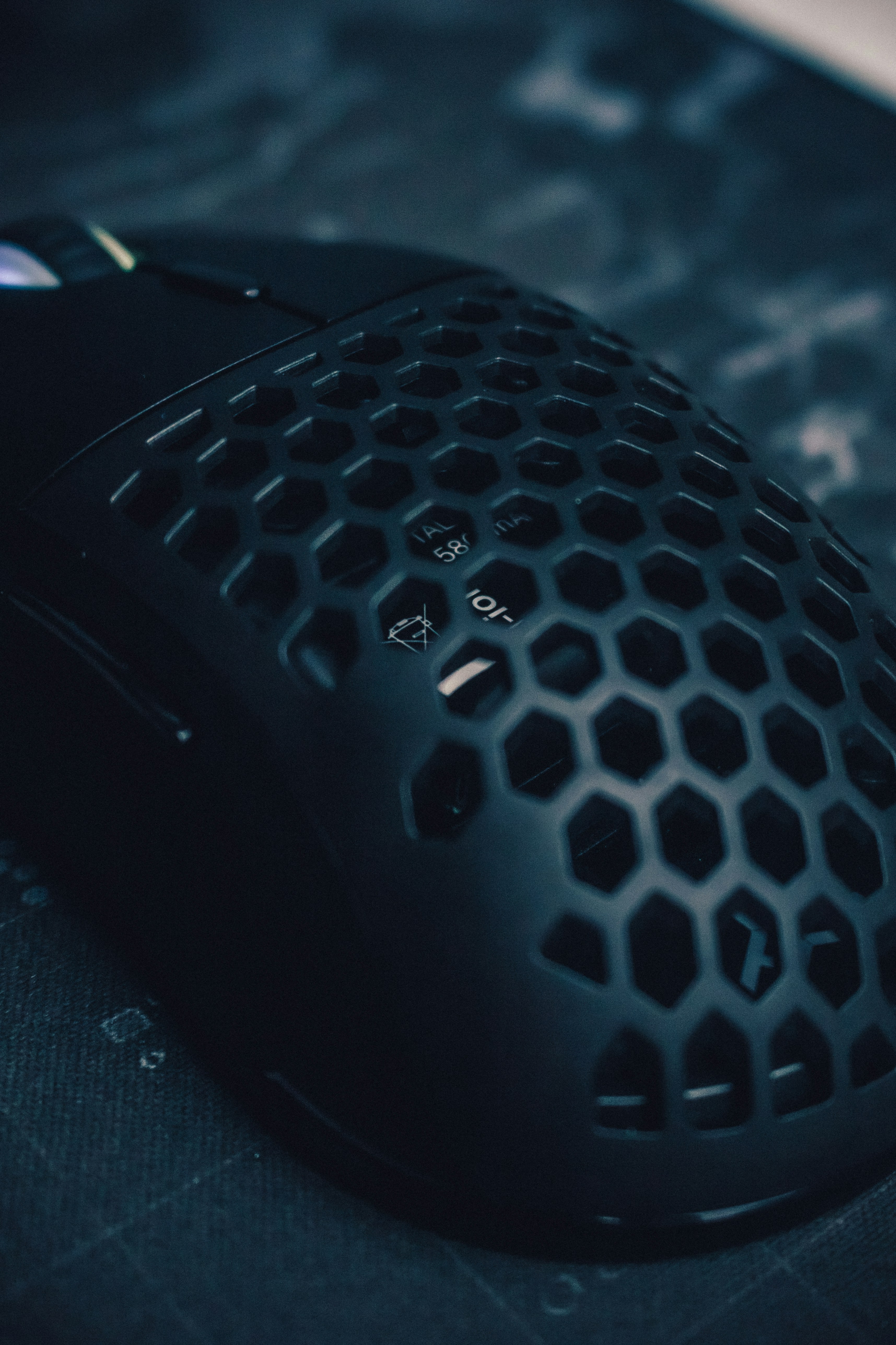 A close up of a black computer mouse photo – Free Gaming Image on Unsplash