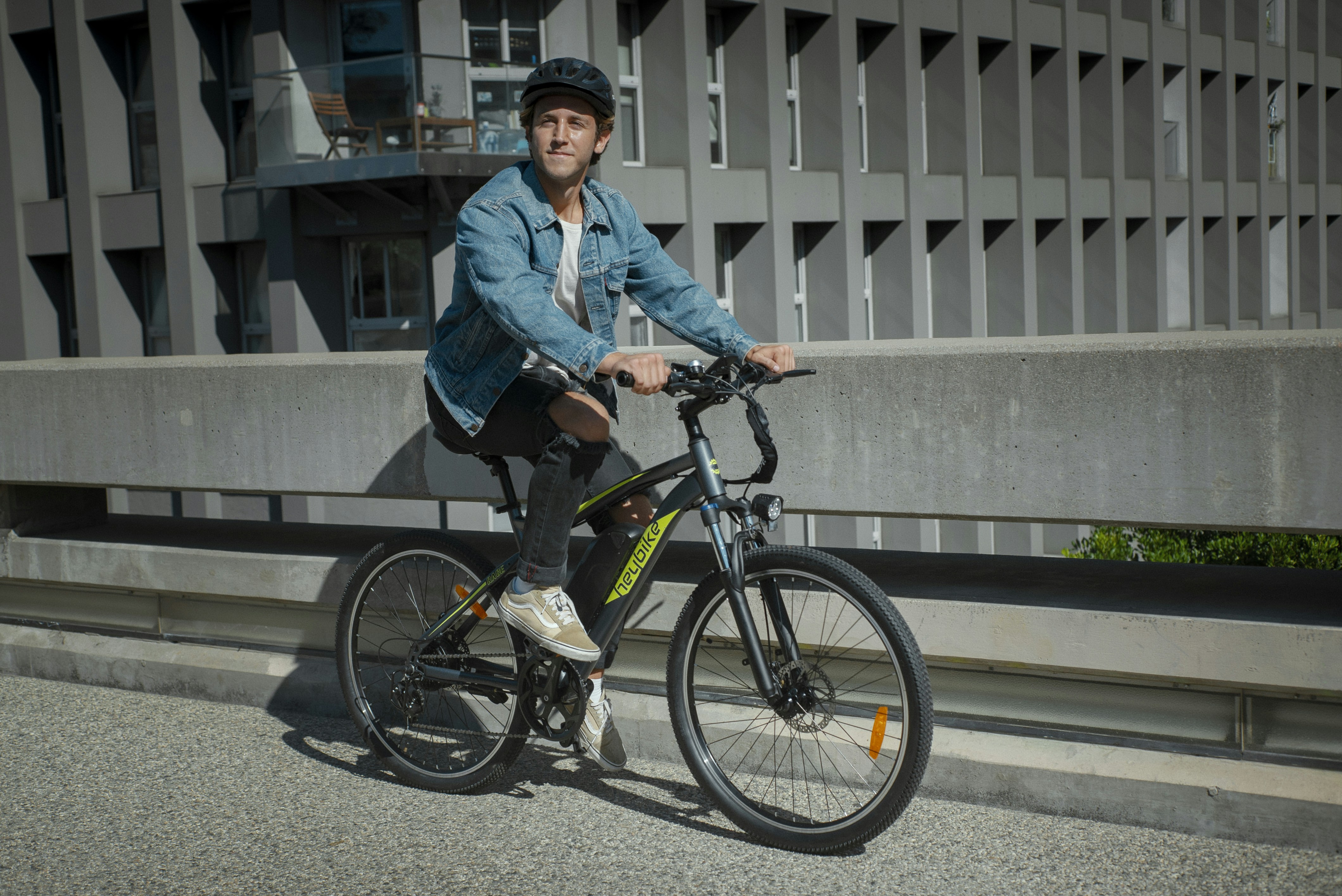 A man riding a bike on a city street photo – Free Human Image on Unsplash