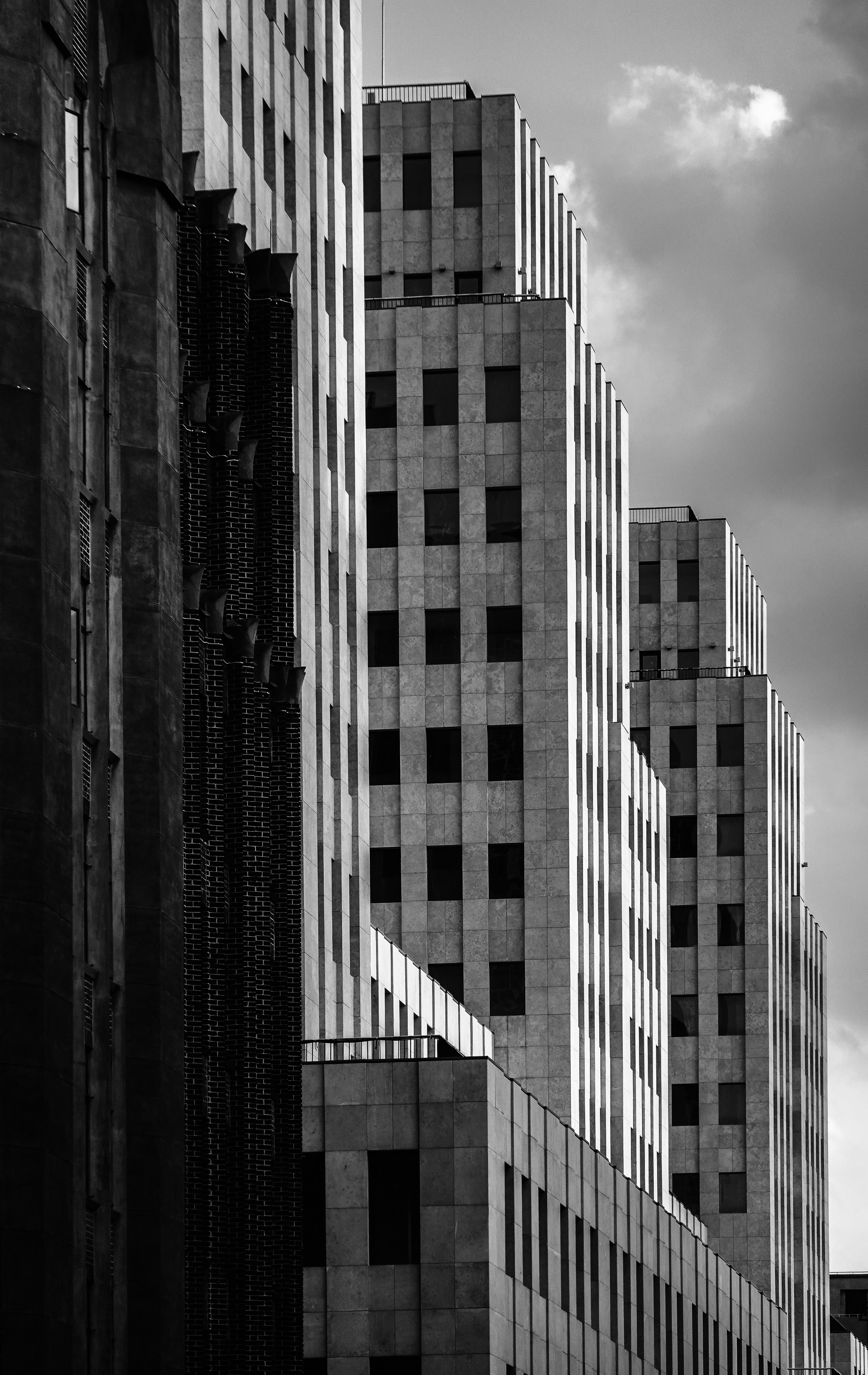 Una foto en blanco y negro de algunos edificios muy altos foto – Imagen ...