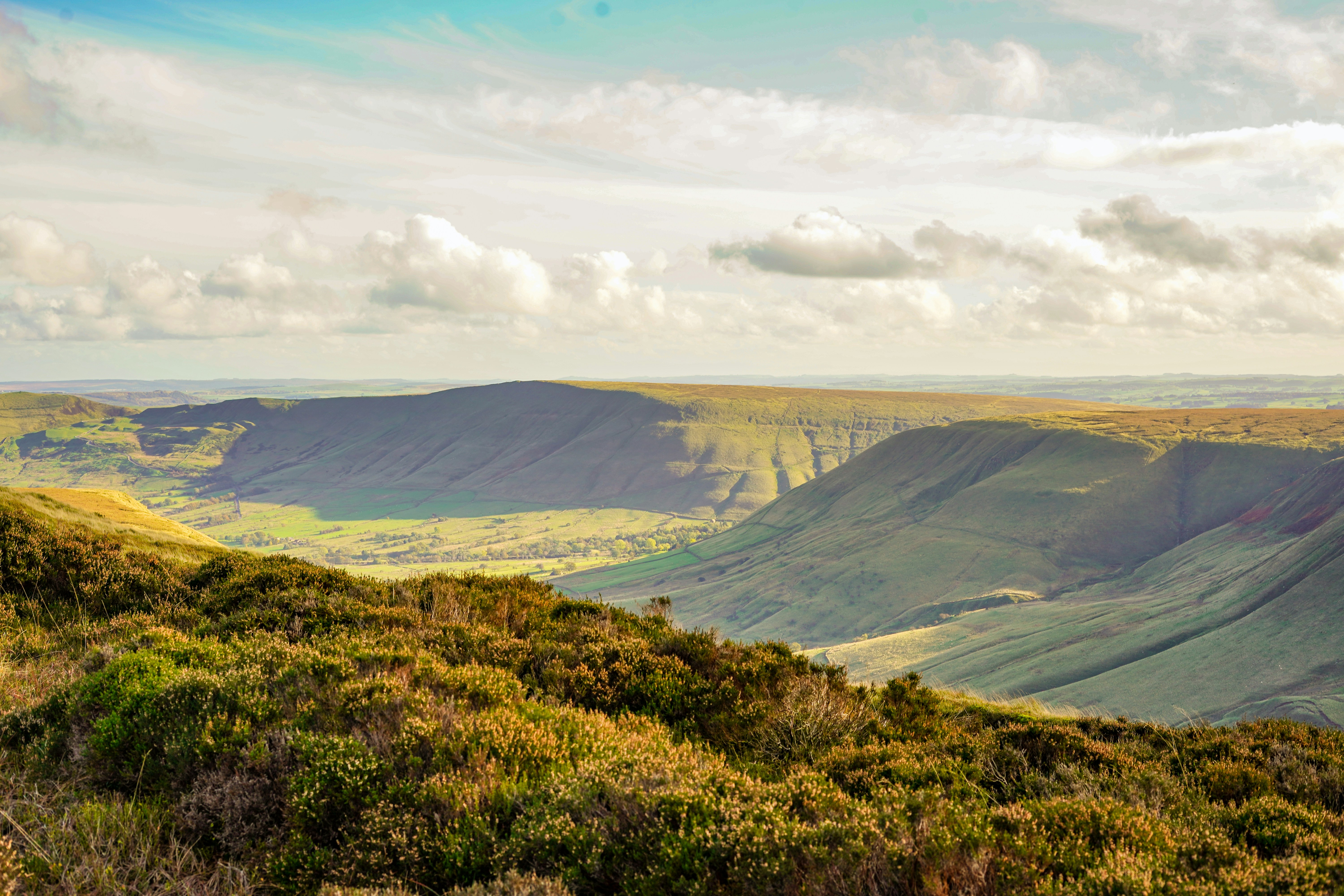 Foto zum Thema Blick auf ein Tal mit Bergen im Hintergrund ...