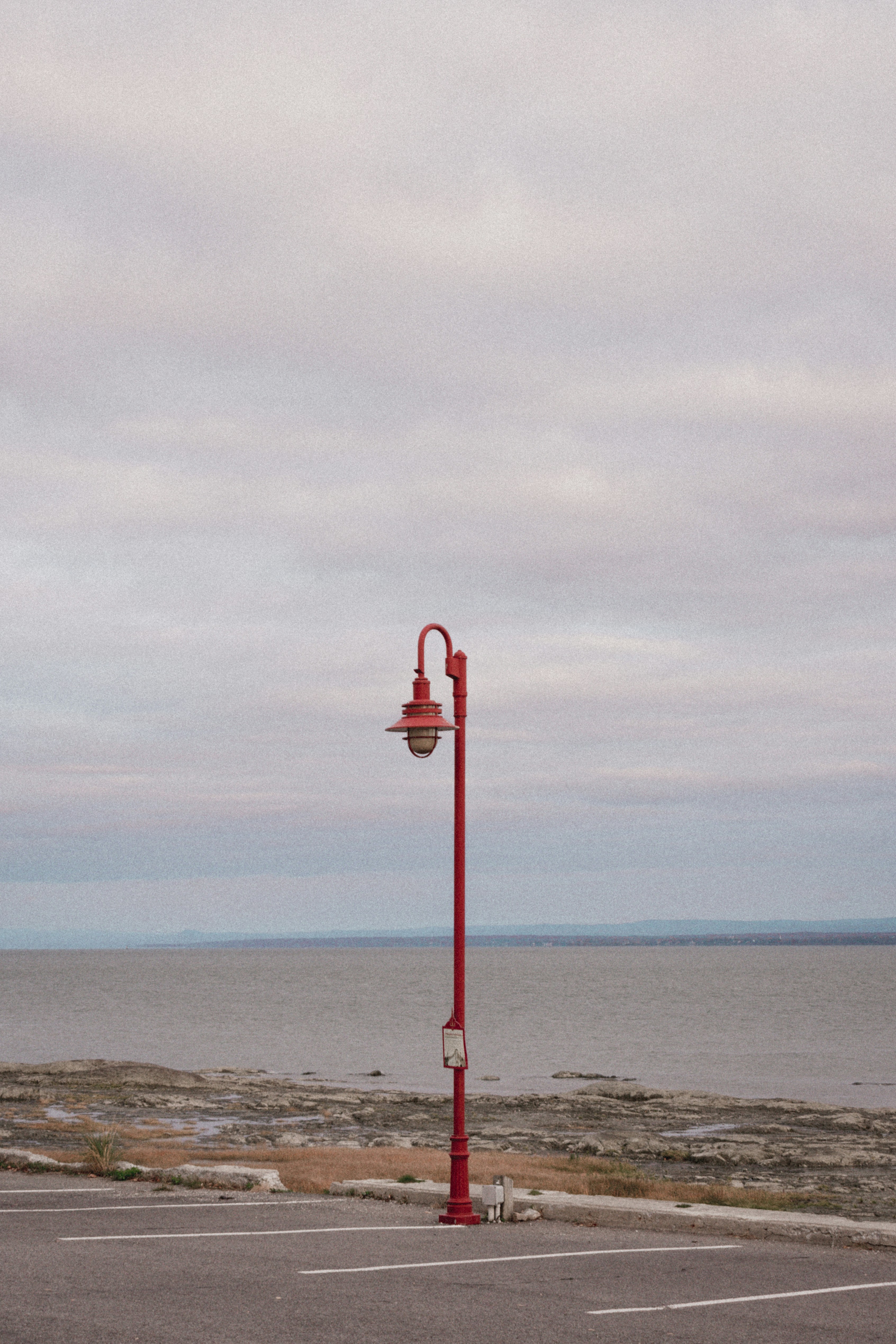 A red street light sitting on the side of a road photo – Free Île d ...