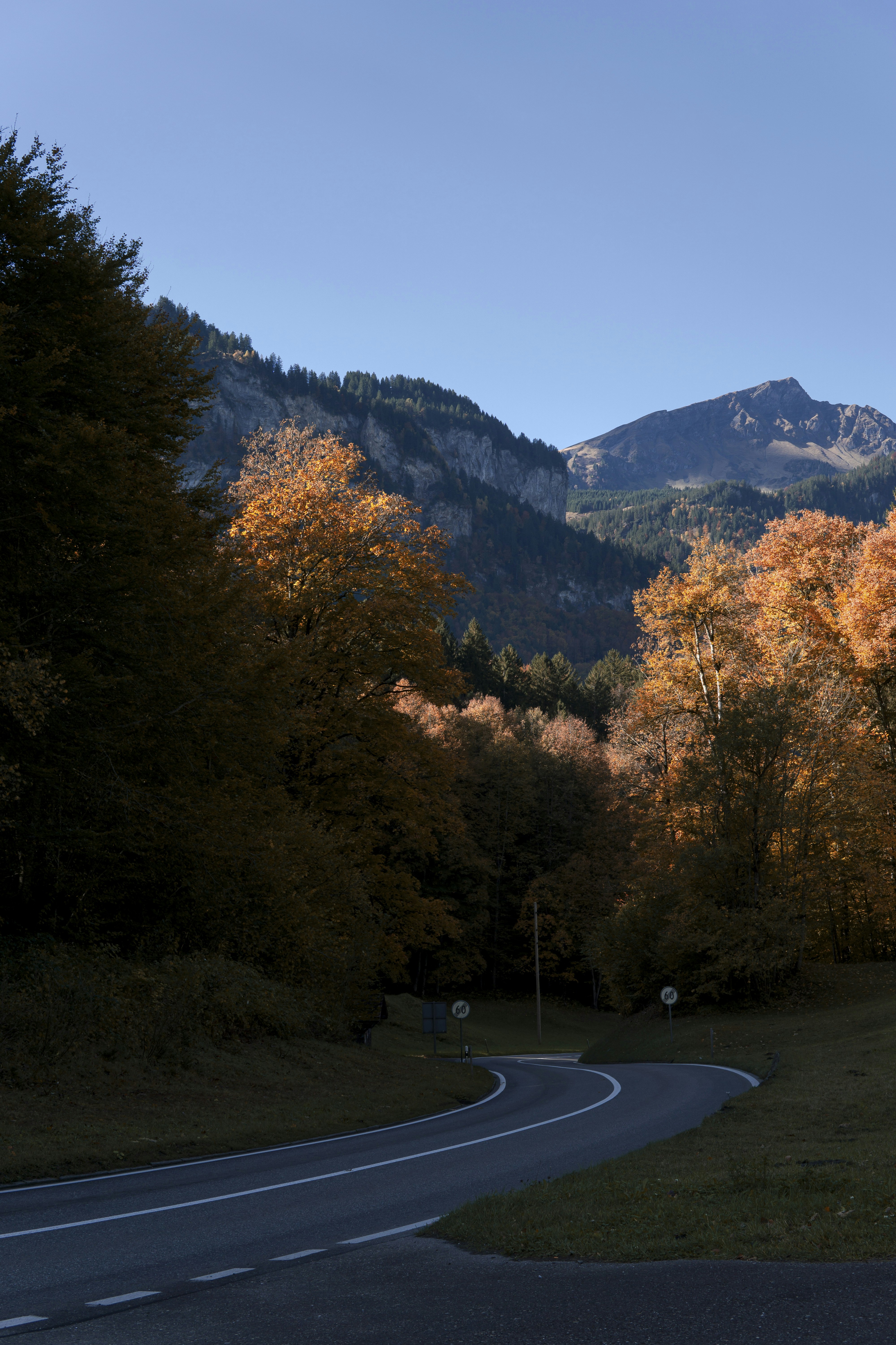 Une courbe sur la route devant une montagne photo – Photo La Suisse ...