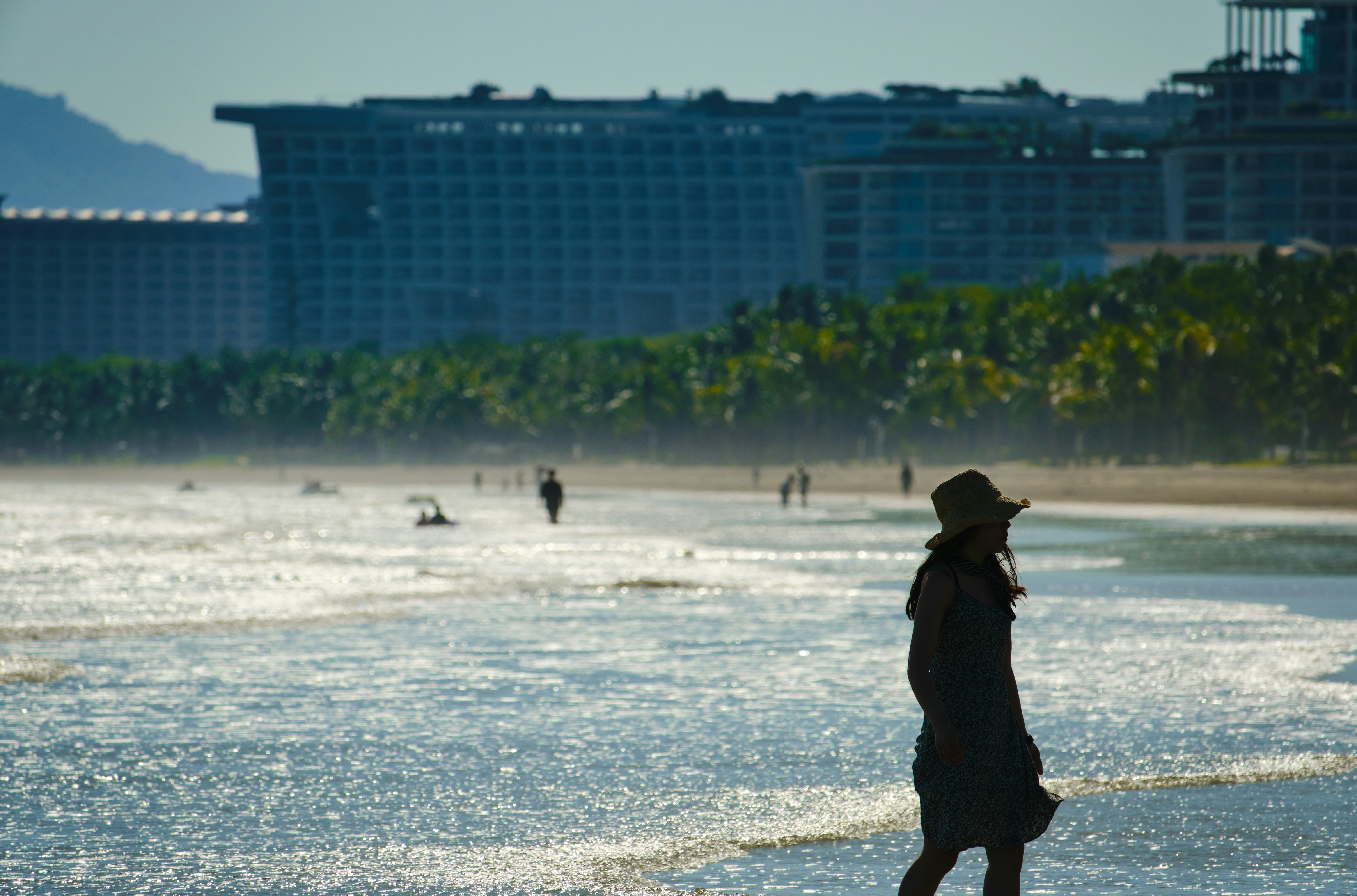 Un homme marchant le long d’une plage au bord de l’océan photo – Photo ...
