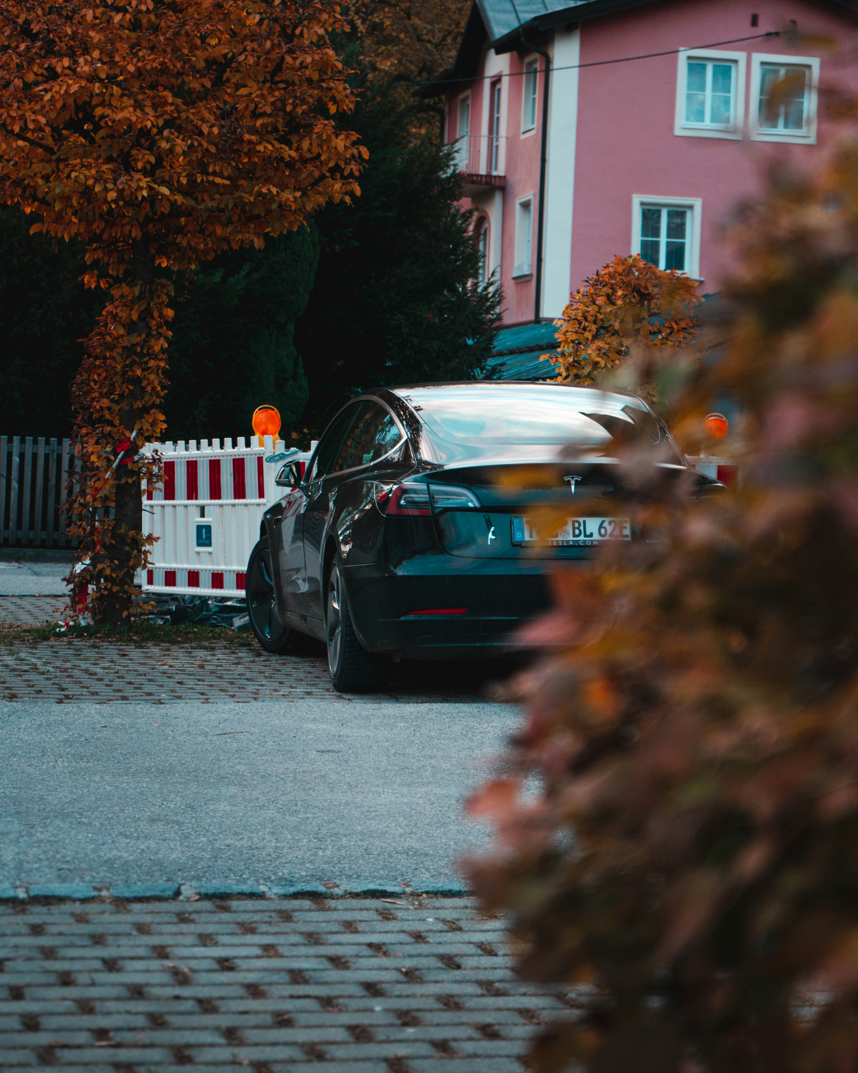 Foto zum Thema Ein Auto, das vor einem Haus geparkt ist – Kostenloses ...