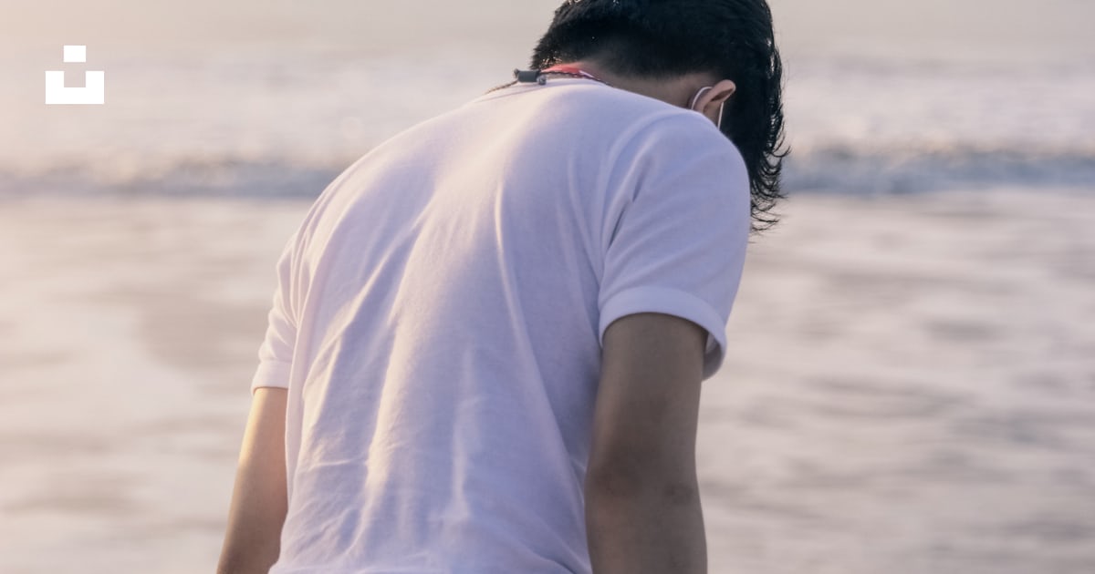 Foto Un Hombre Parado En Una Playa Junto Al Océano Imagen Persona