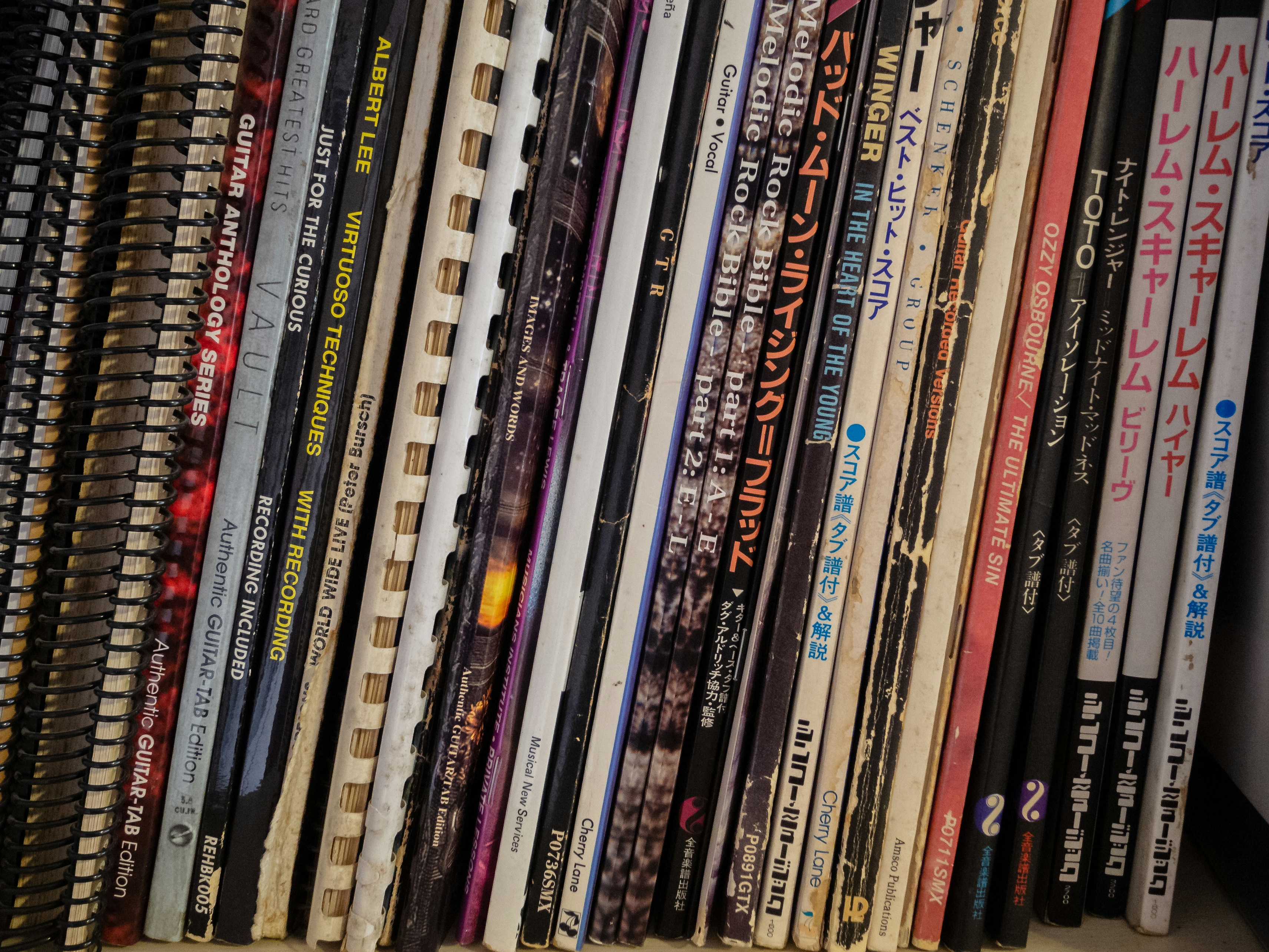 A bunch of books that are on a shelf photo – Free Brasil Image on Unsplash