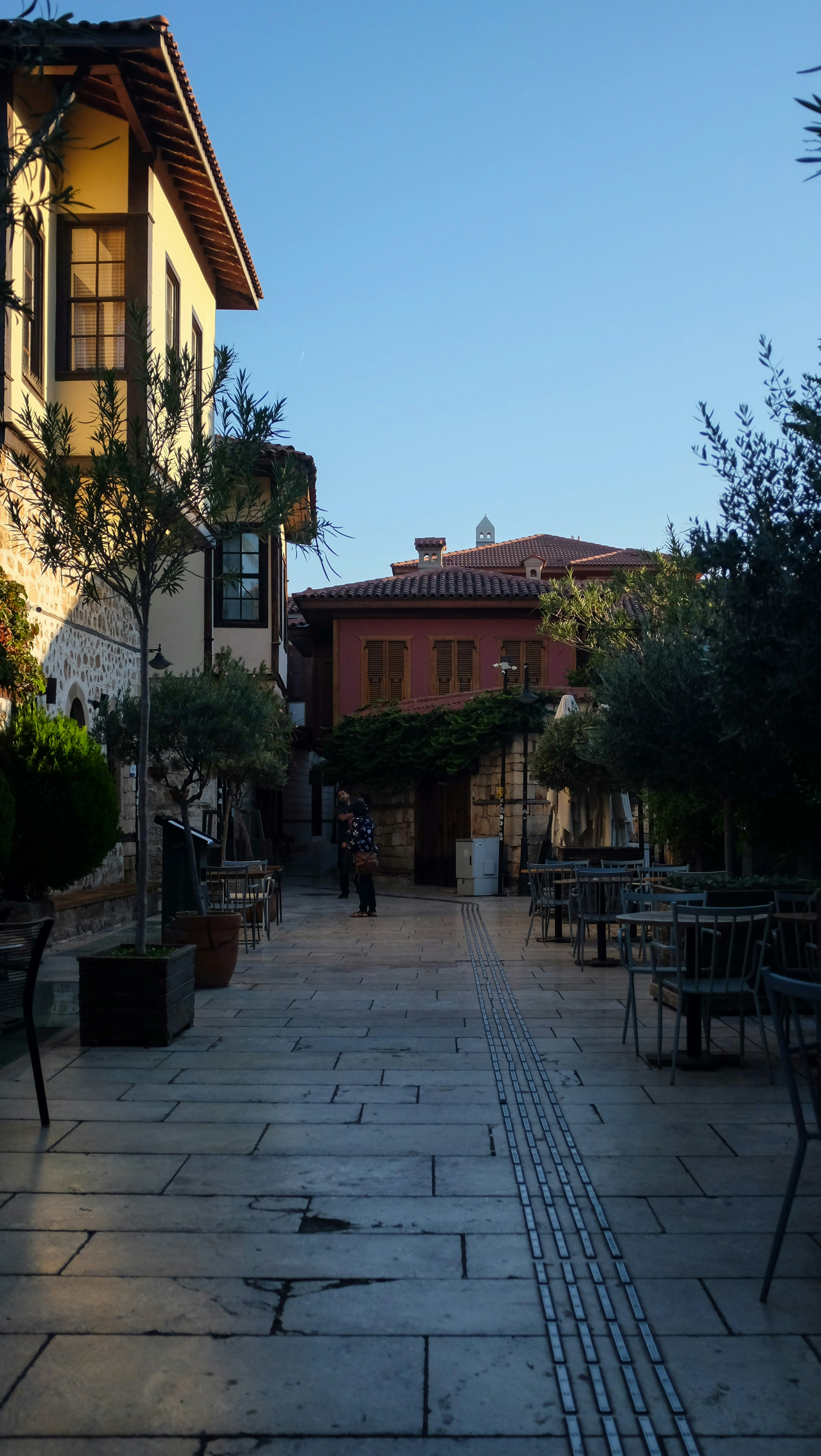 Une cour vide avec des tables et des chaises devant un bâtiment photo ...