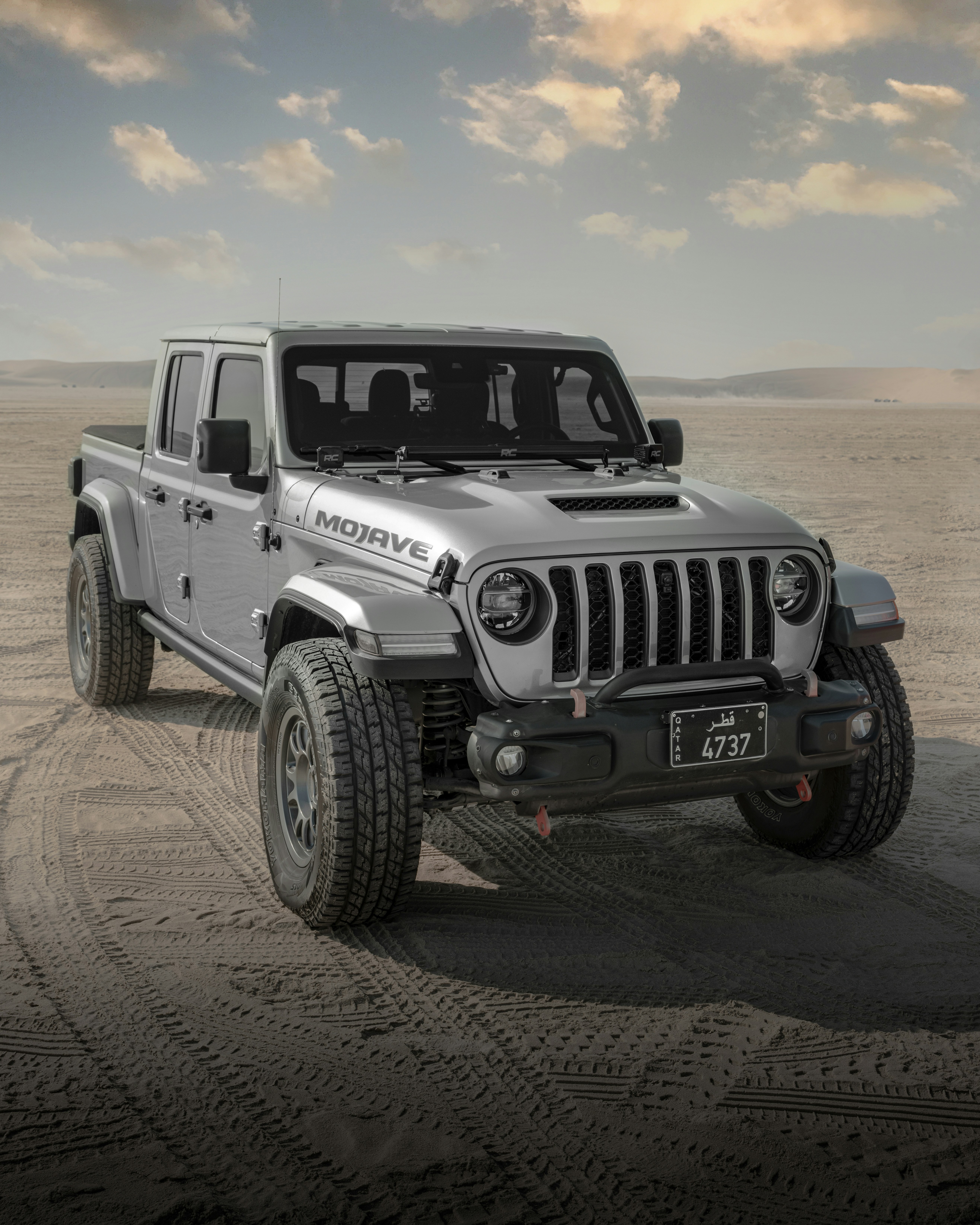 A silver jeep parked in the middle of a desert photo – Free Car Image ...