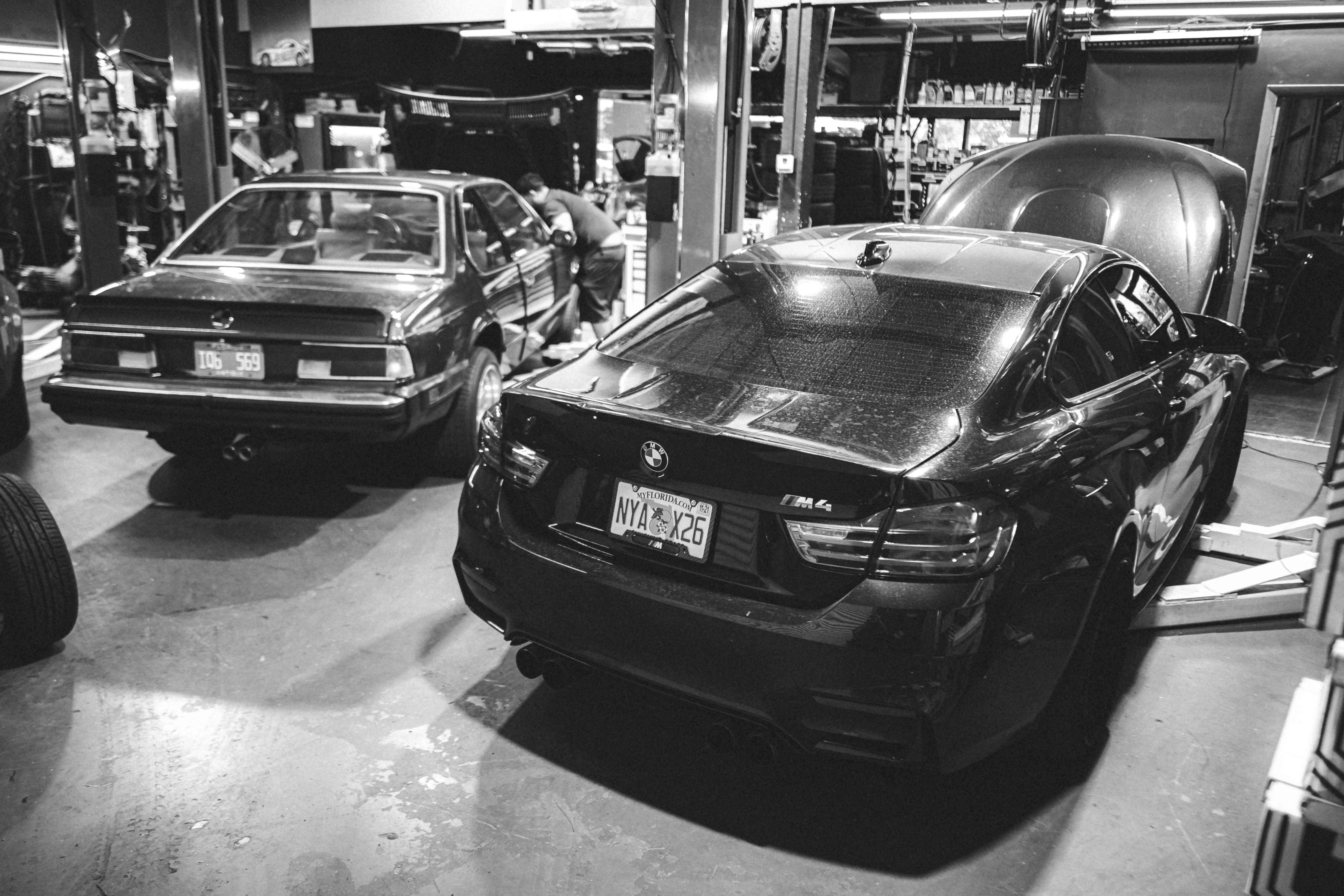 Une photo en noir et blanc d’une voiture dans un garage photo – Photo ...
