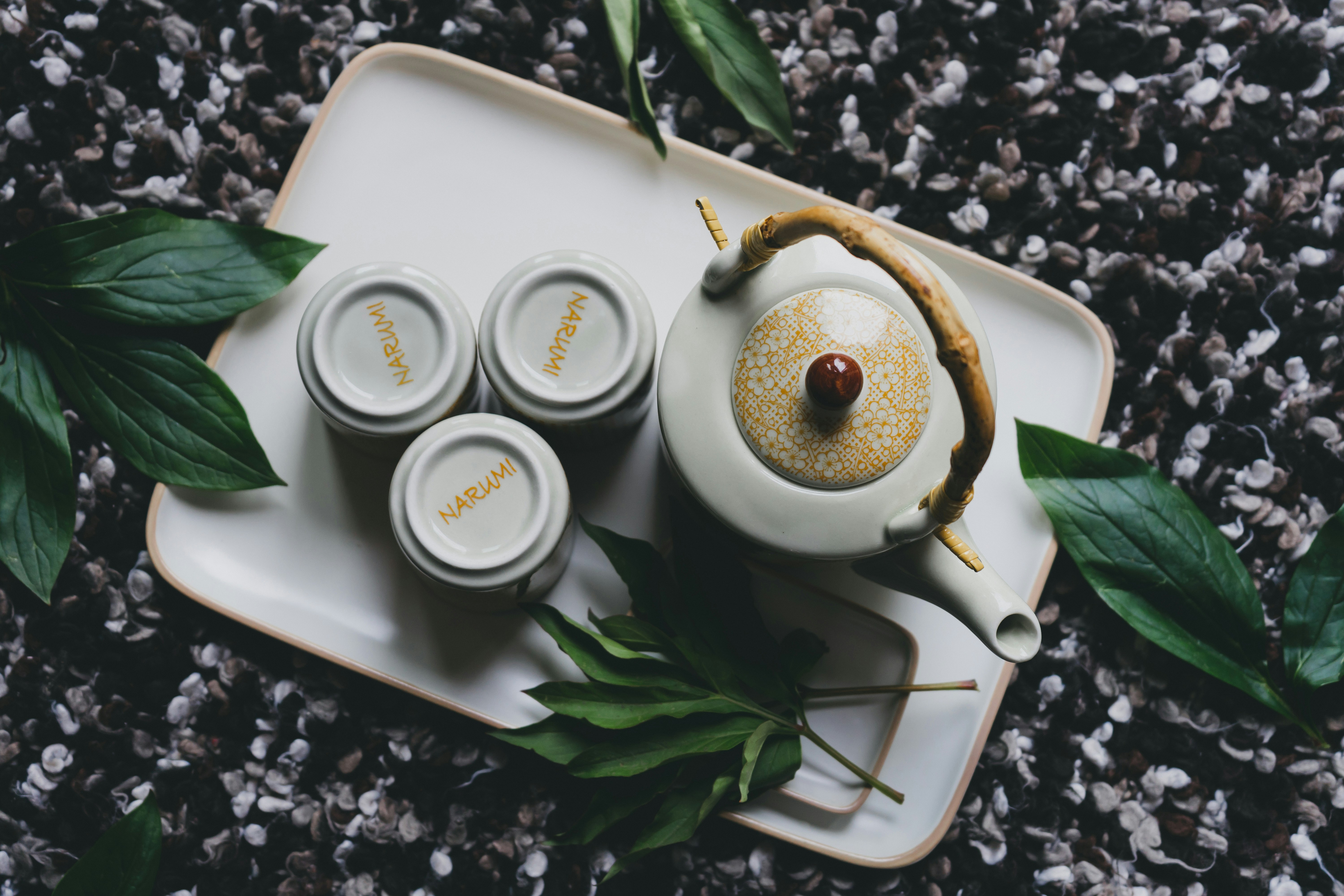 A tea pot and four cups on a tray photo – Free Flower Image on Unsplash
