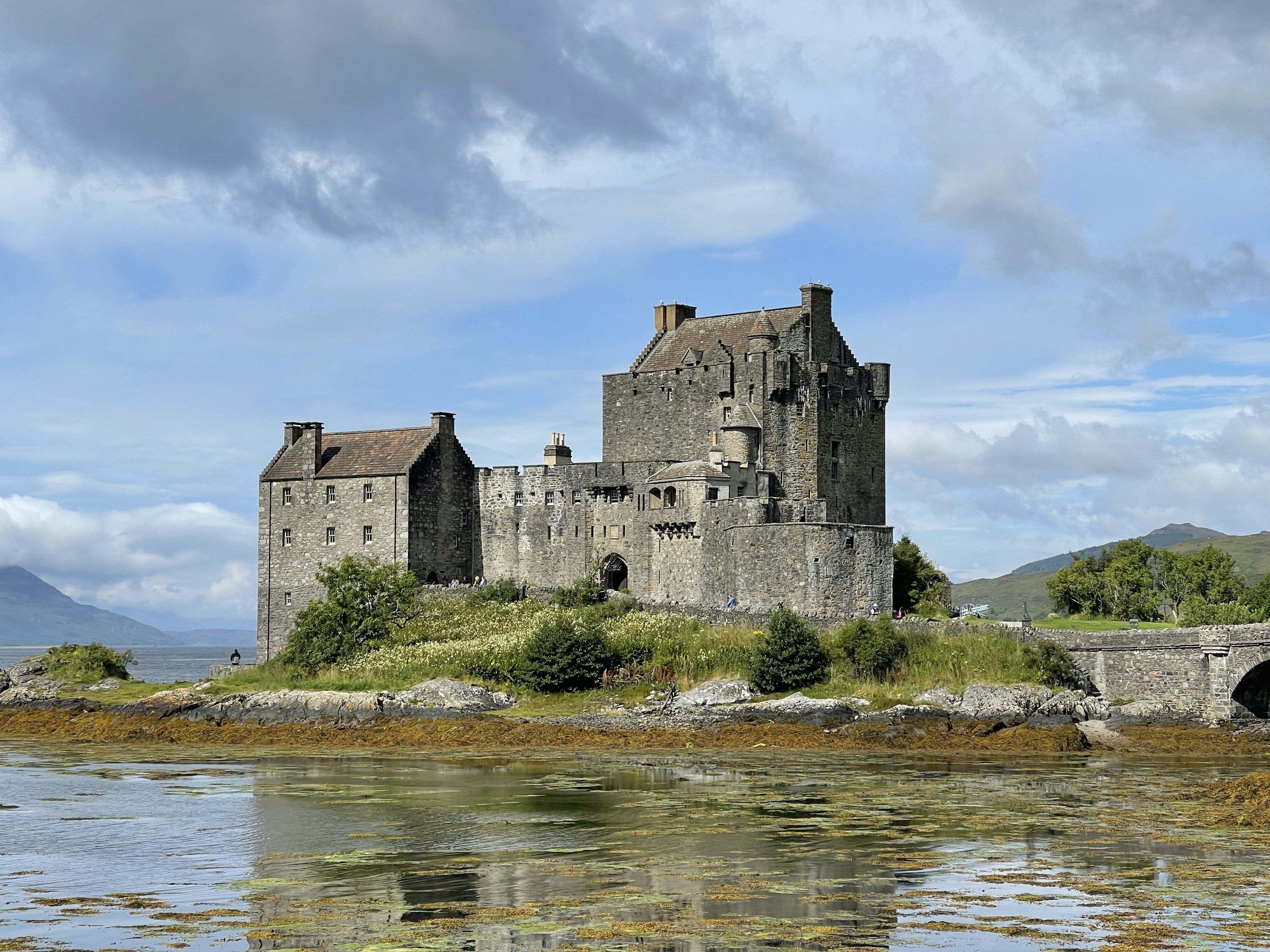 A castle sitting on top of a small island photo – Free Architecture ...