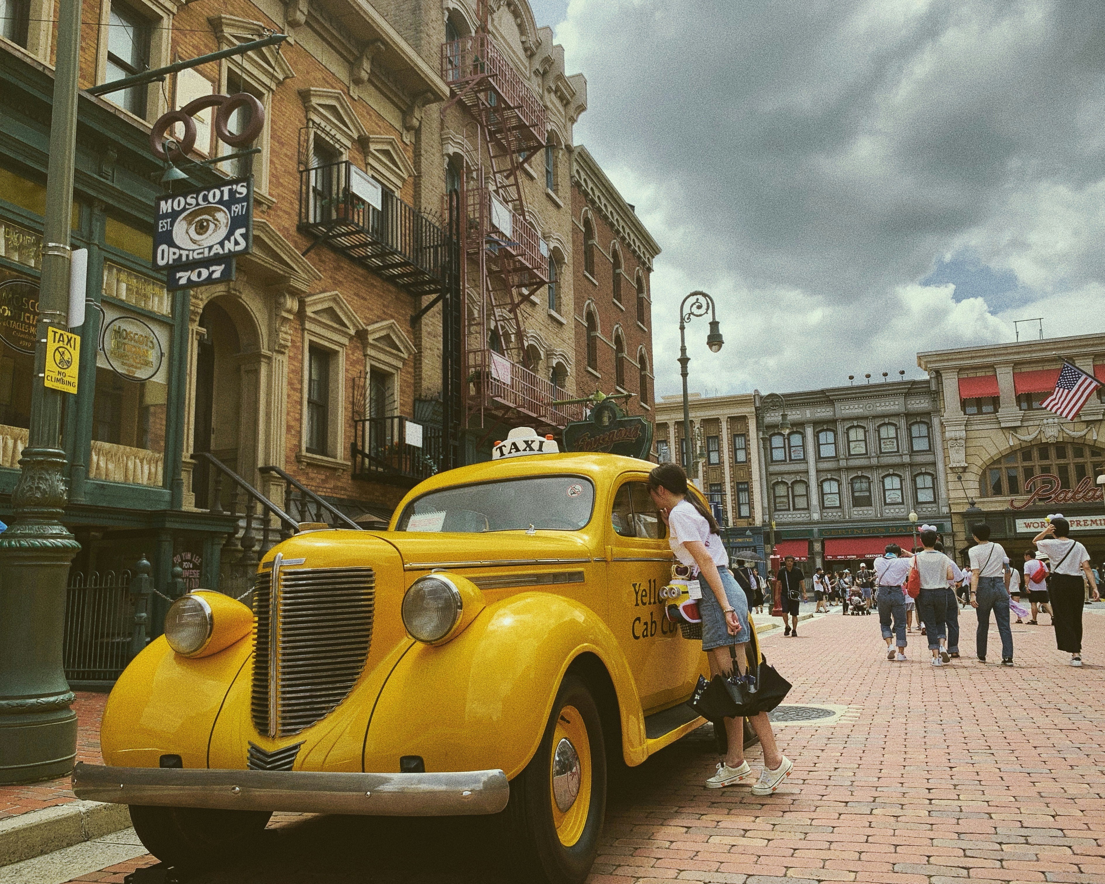 Un taxi amarillo estacionado al costado de una calle foto – Imagen de ...