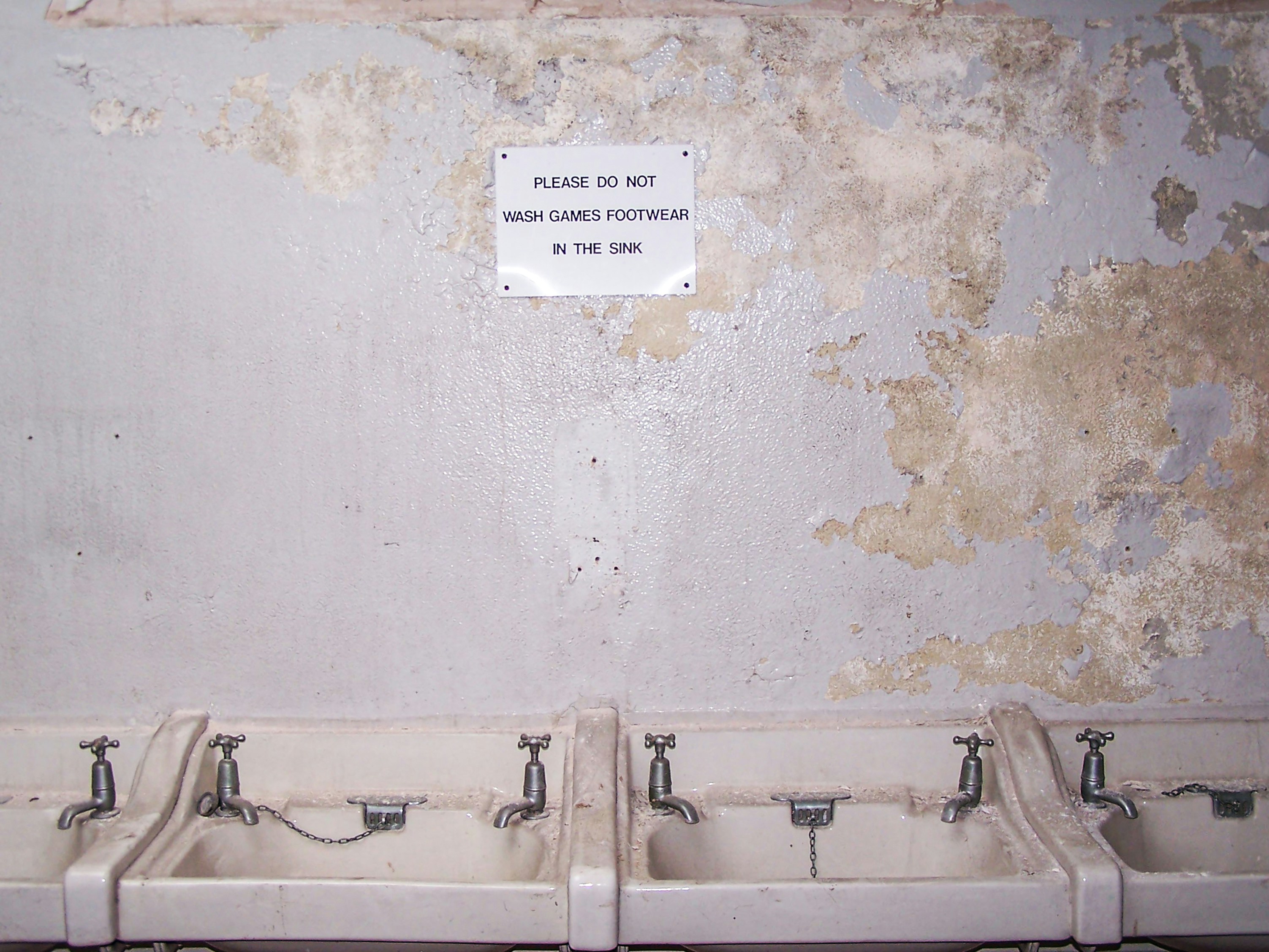 A sign on a wall that says please do not wash your hands together in ...