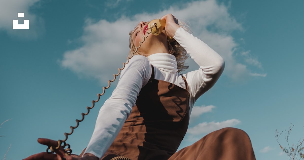Una Mujer Sentada En La Hierba Con Las Manos En La Cabeza Foto Imagen